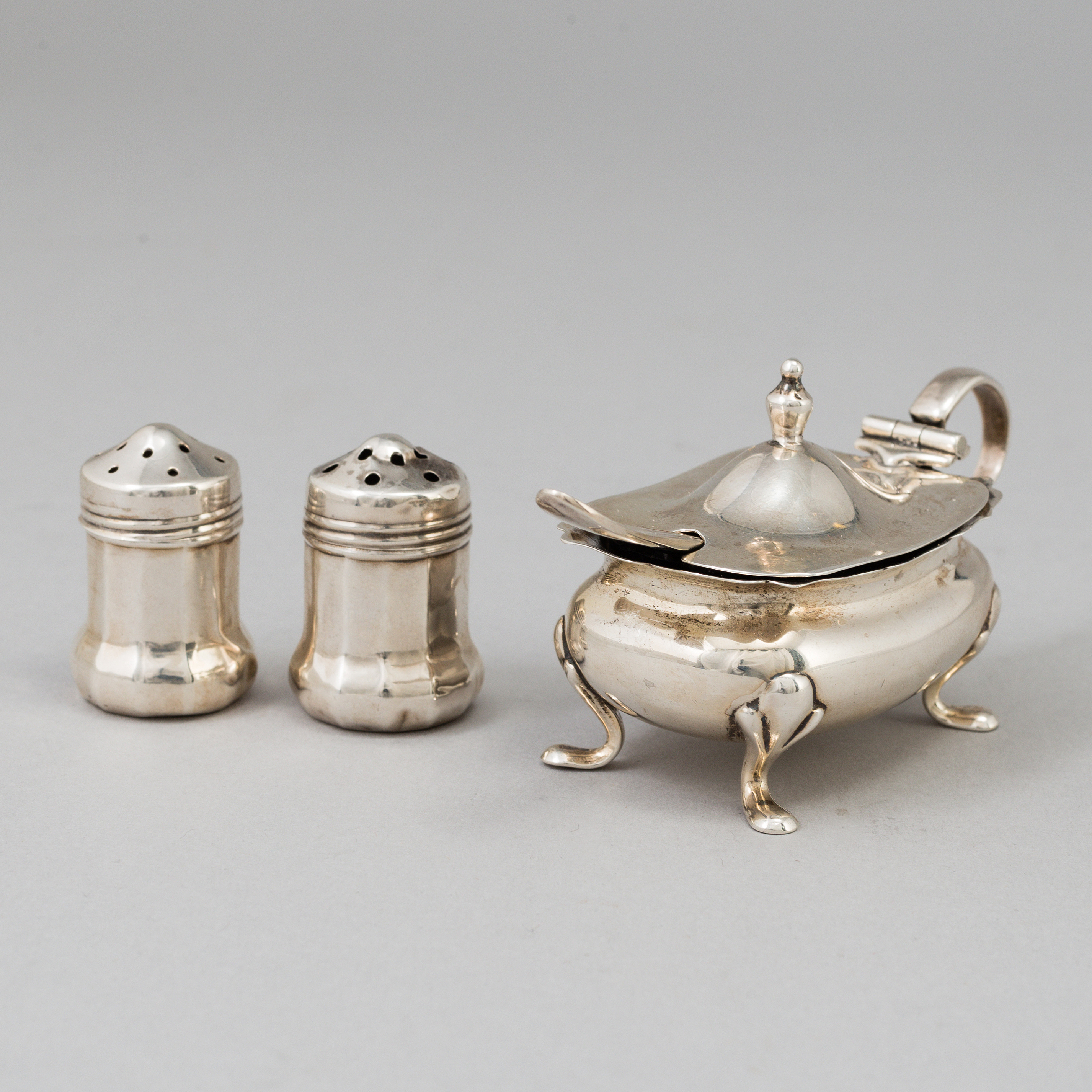 SENAPSKANNA SAMT SALT- OCH PEPPARSTRÖARE, silver, bland annat John ...