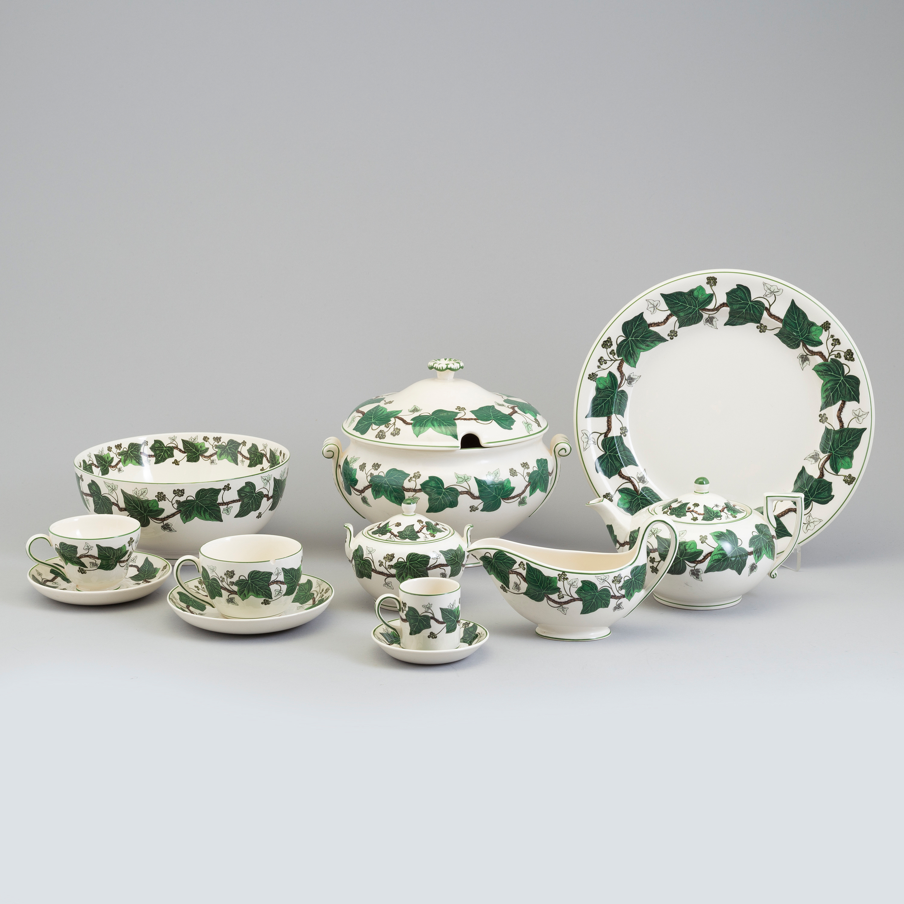 An 84 piece Napoleon Ivy dinner service by Wedgwood. - Bukowskis