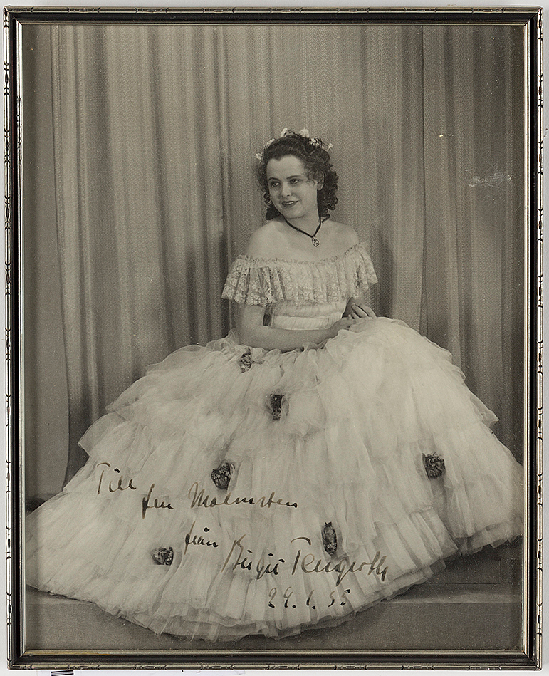 FOTOGRAFI, gelatin silver, "Birgit Tengroth", egenhändig autog. - Bukowskis