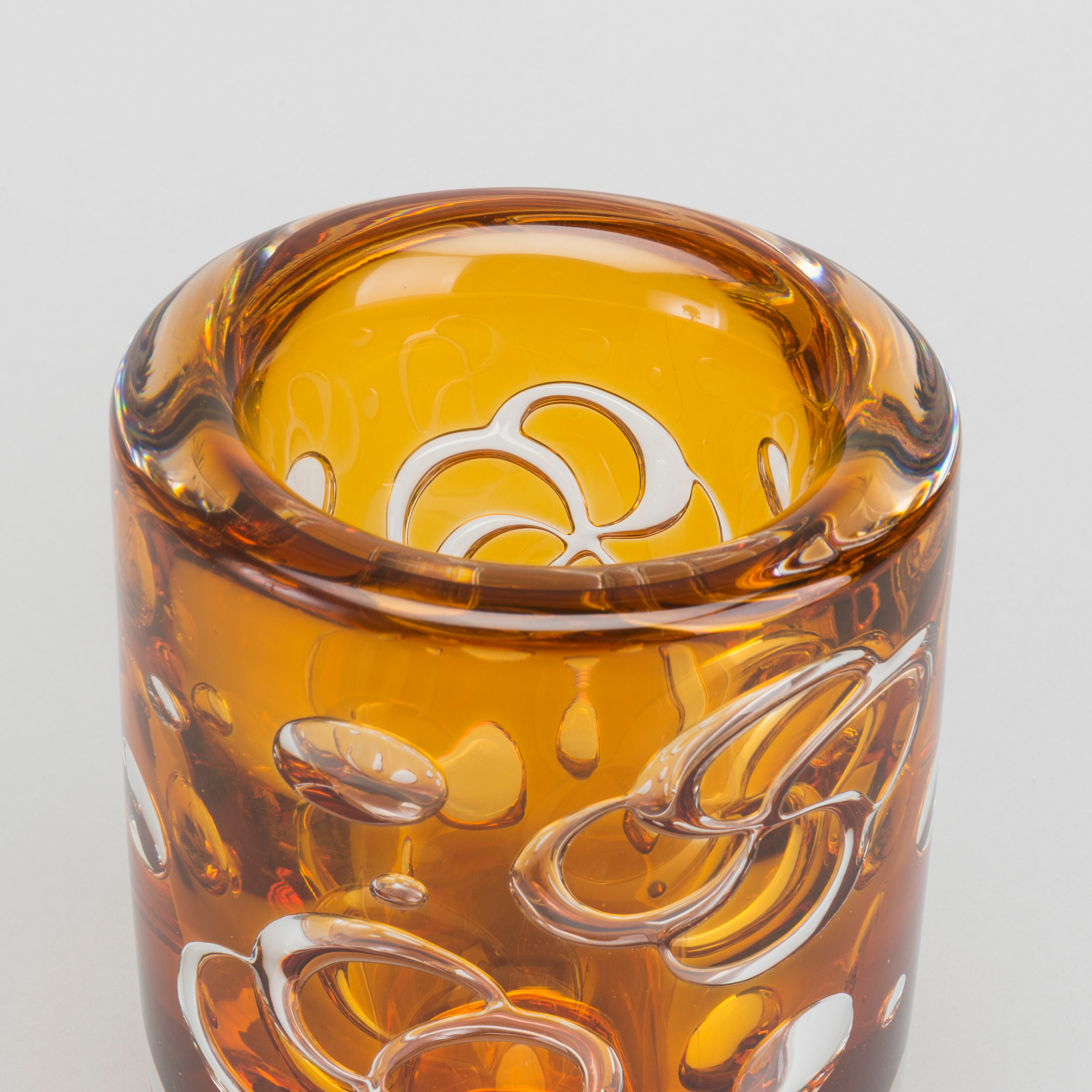 OLLE ALBERIUS, an ariel Orrefors glass vase. - Bukowskis