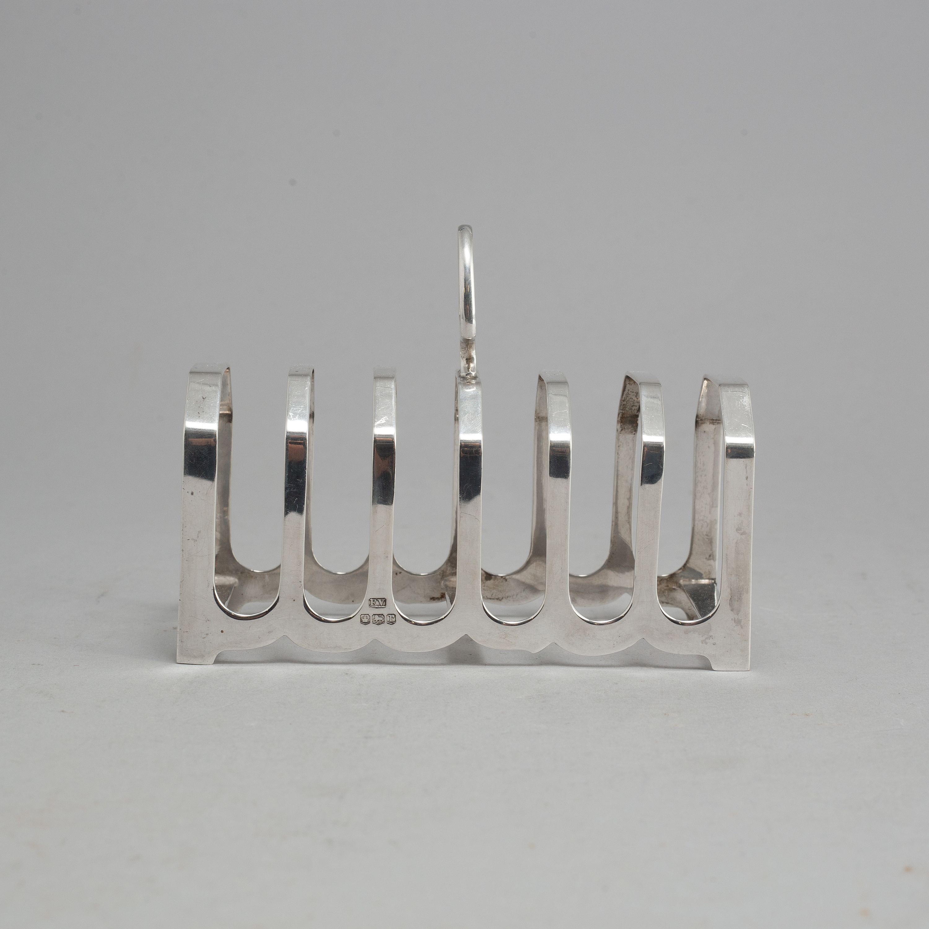 TOASTRACK, silver, Emelie Viner, Sheffield, 1934. - Bukowskis