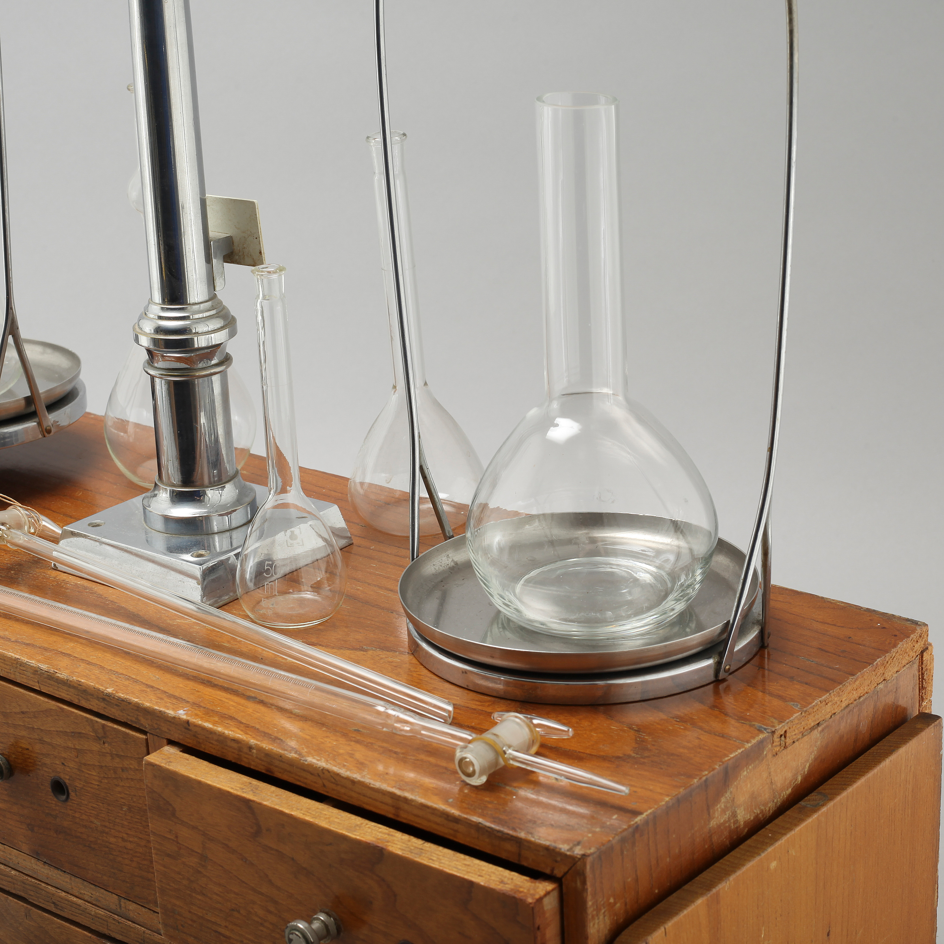 22 parts of laboratory equipment from the 20th century. - Bukowskis