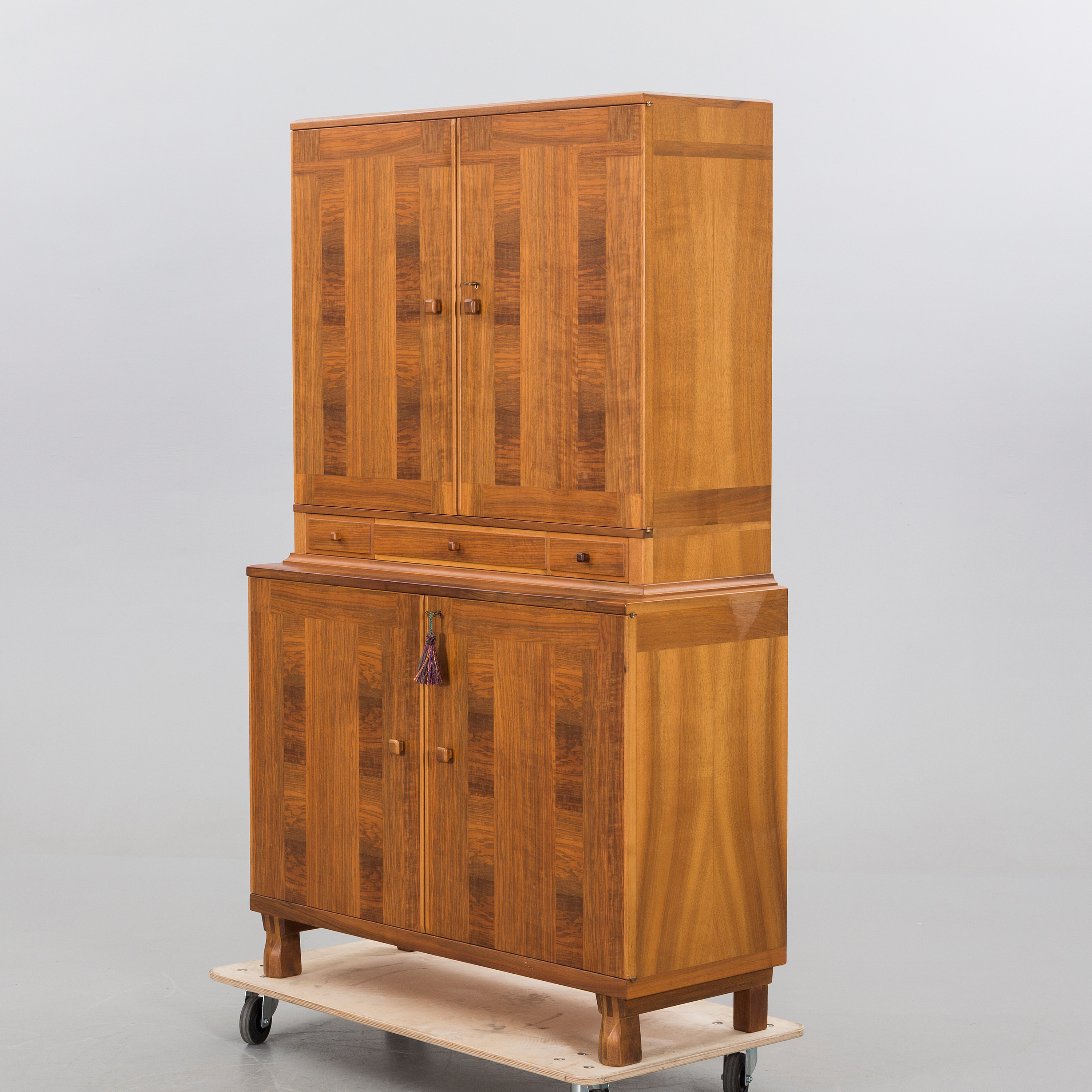 SKÅP, Carl Malmsten, "Ambassadör". - Bukowskis