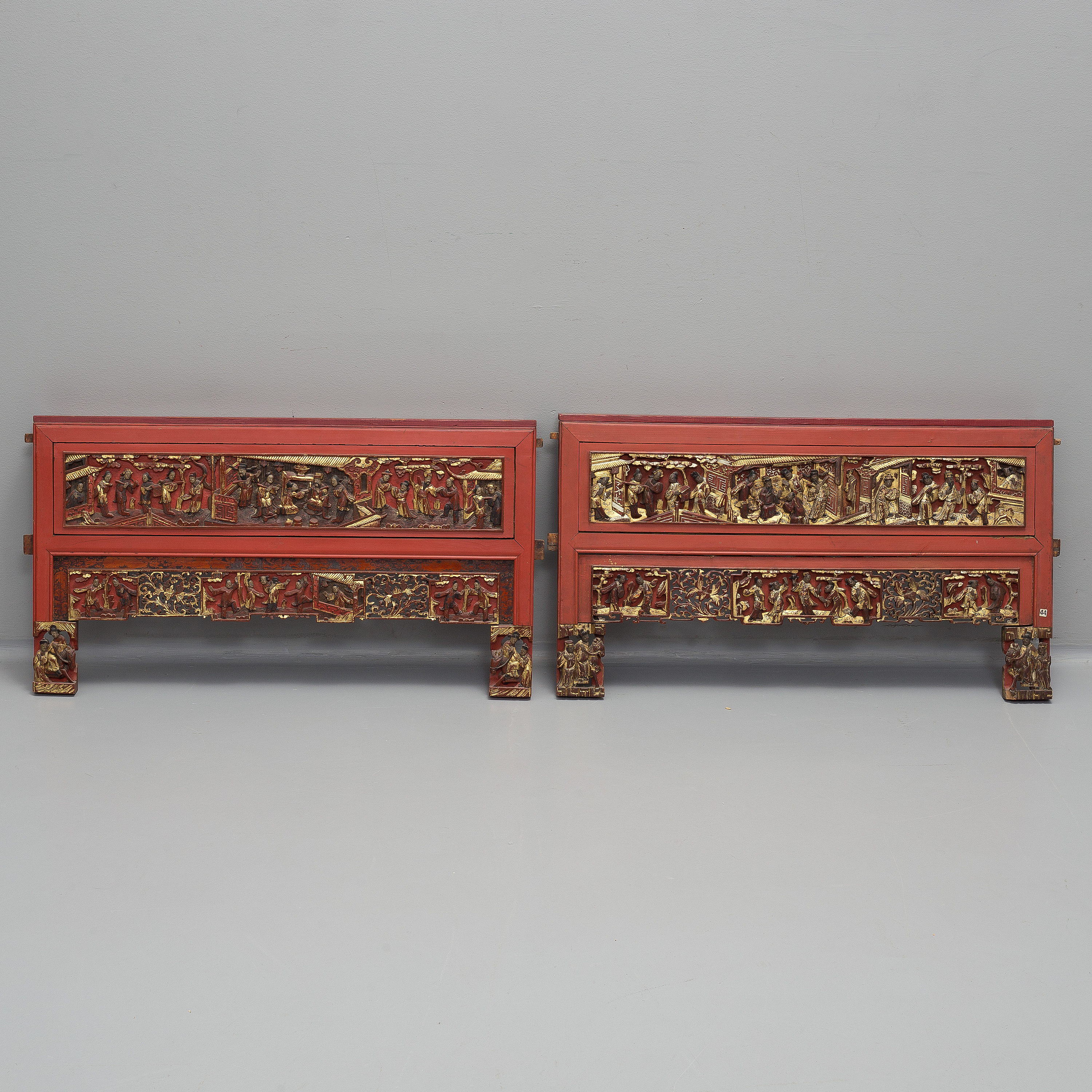 Two Chinese 20th century red lacquered wooden panels. - Bukowskis