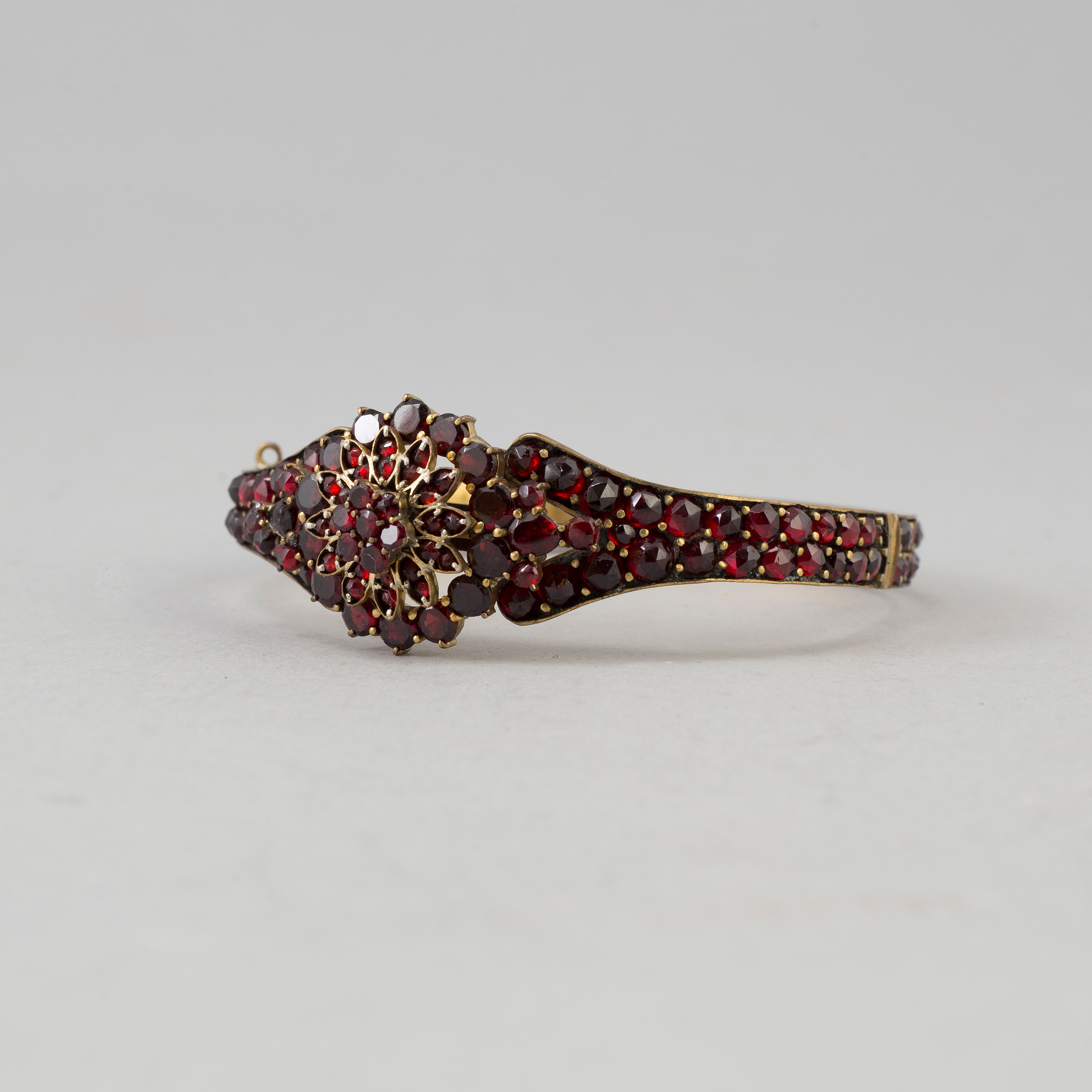 GARNITYR, 3 delar, granater, 1800-tal. - Bukowskis