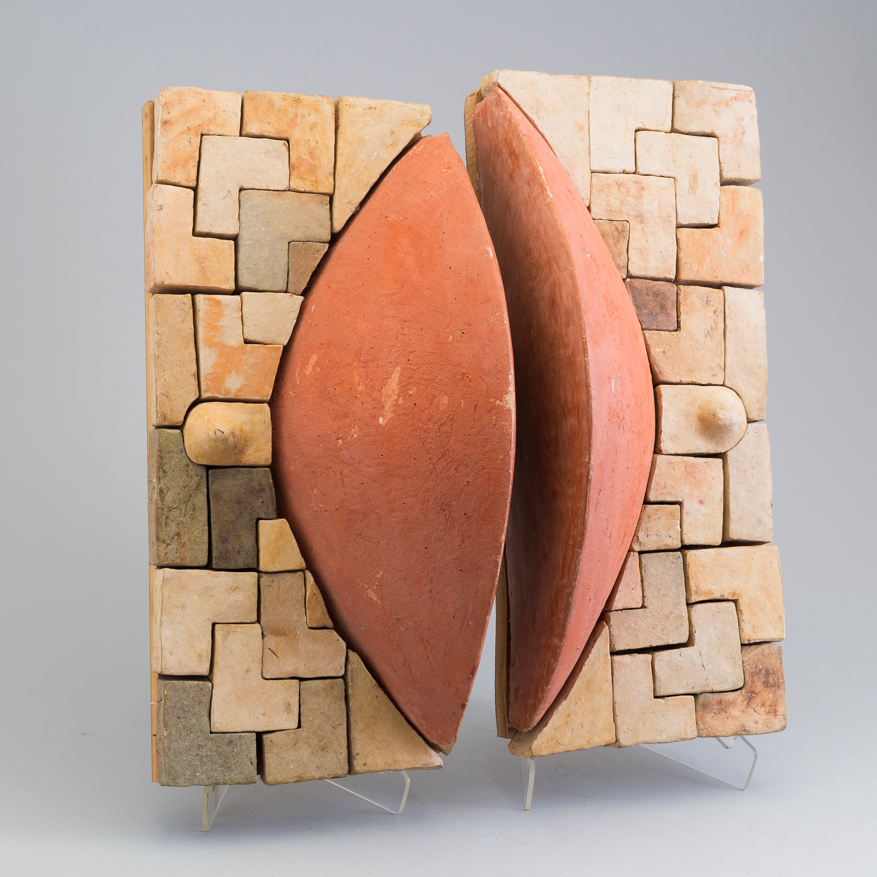 GUNILLA BANDOLIN, skulptur, 2 delar, lergods, signerad. - Bukowskis