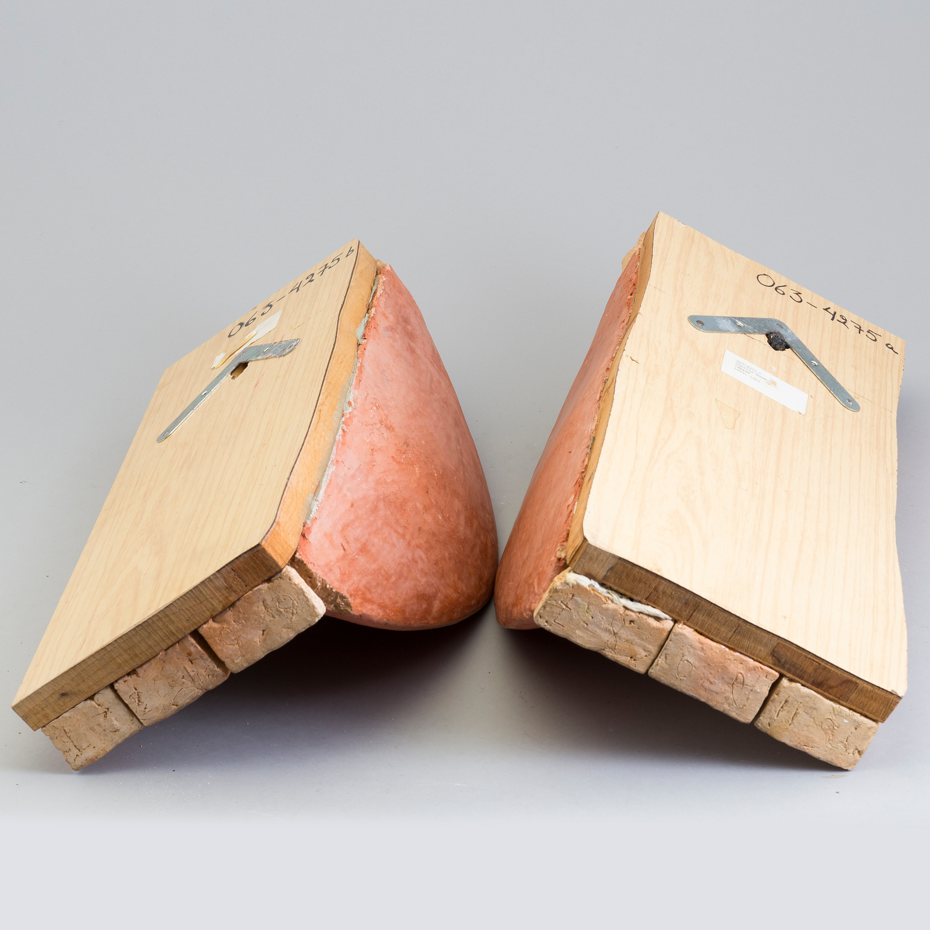 GUNILLA BANDOLIN, skulptur, 2 delar, lergods, signerad. - Bukowskis