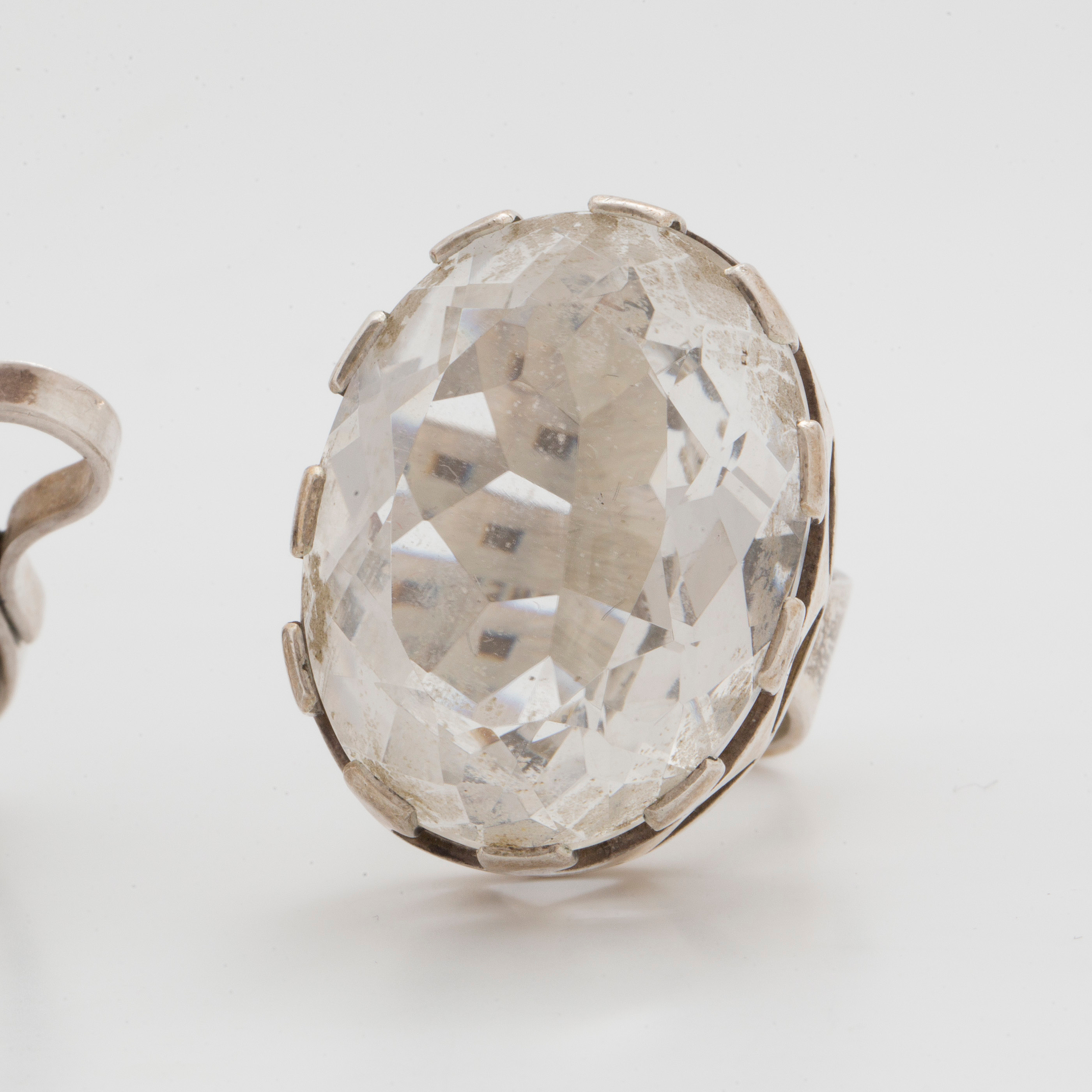 RINGAR, 3 st, varav en med oval bergkristall och lila sten. - Bukowskis