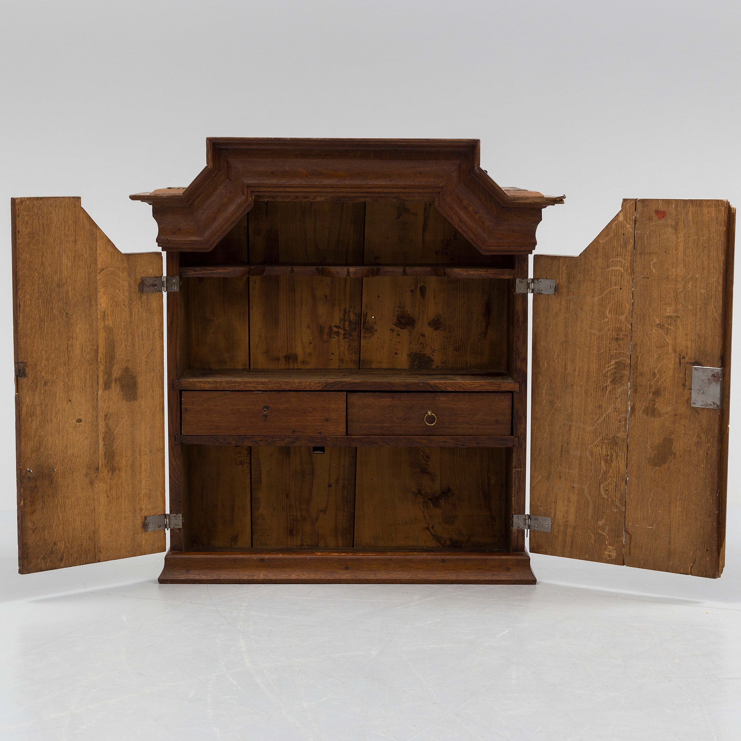 A 118/19th century wall mounted oak cupboard. - Bukowskis