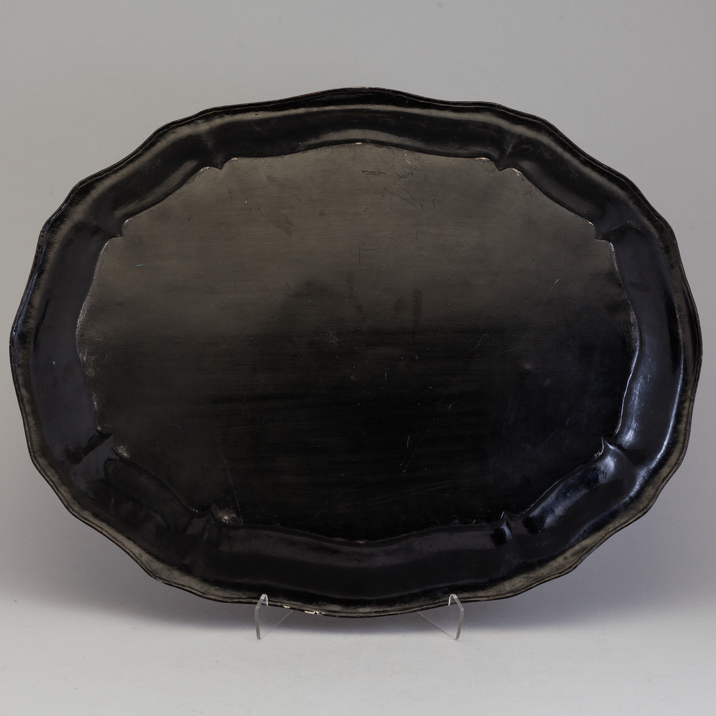 A painted tin tray, 18th Century. - Bukowskis