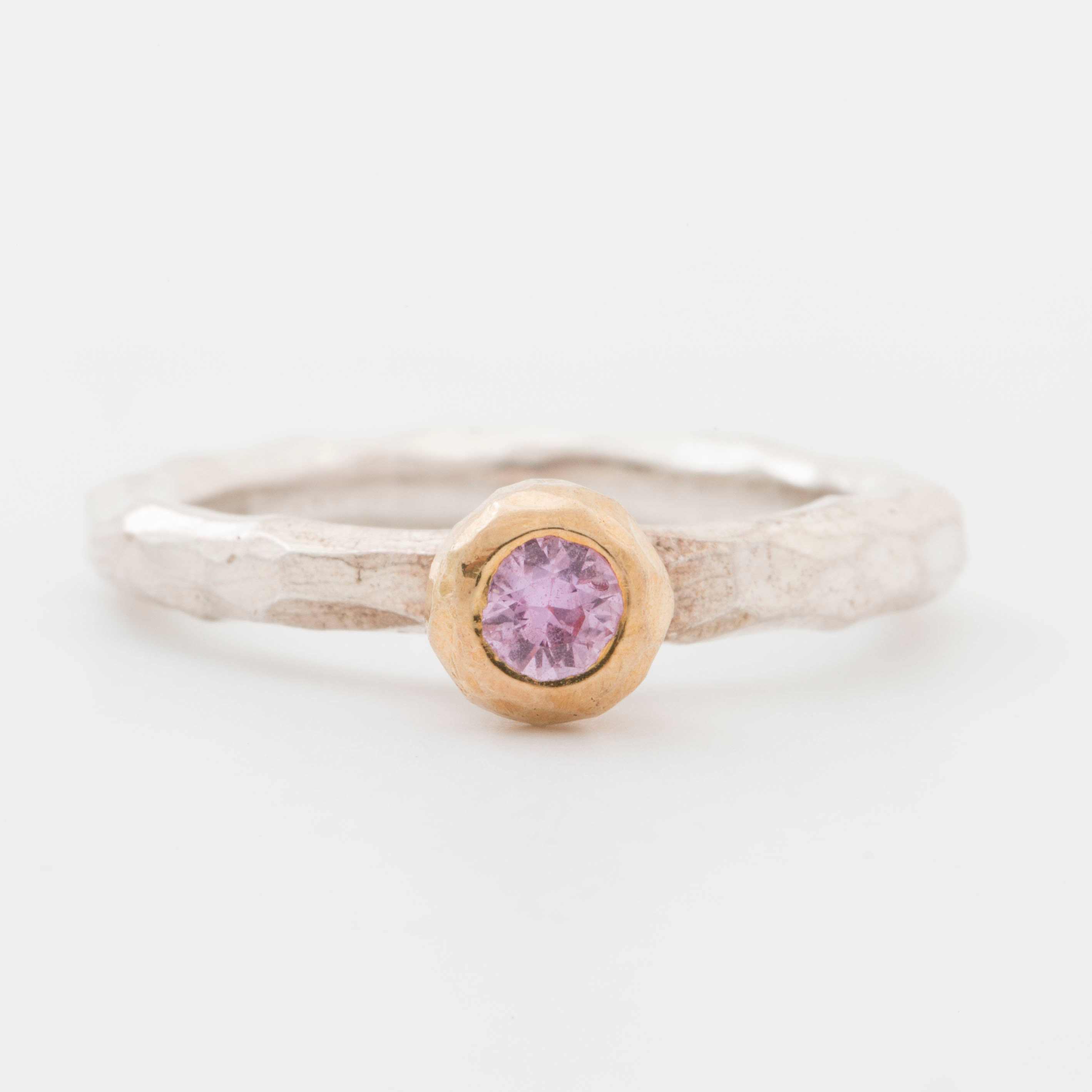 SANDBERG, ring, med fasettslipad safir ca 0.20 ct. - Bukowskis