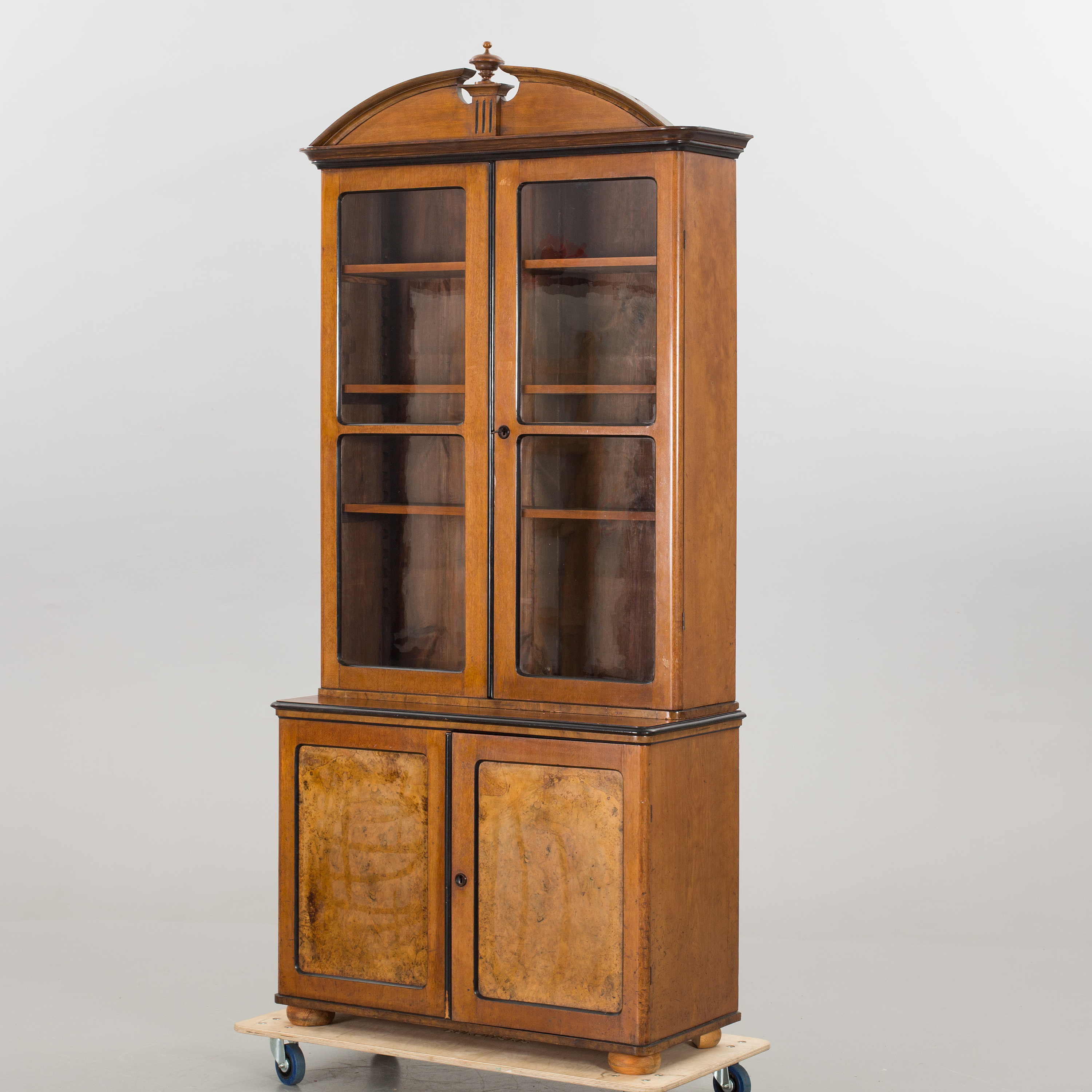 A BOOK VITRINE. - Bukowskis