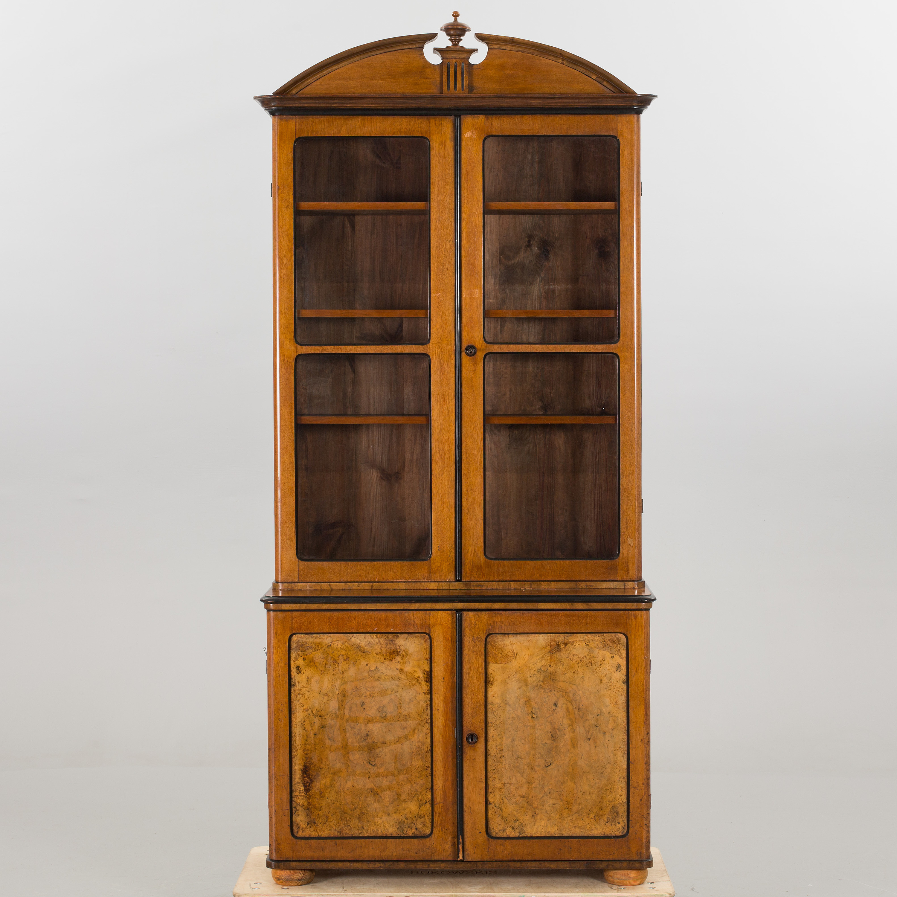 A BOOK VITRINE. - Bukowskis