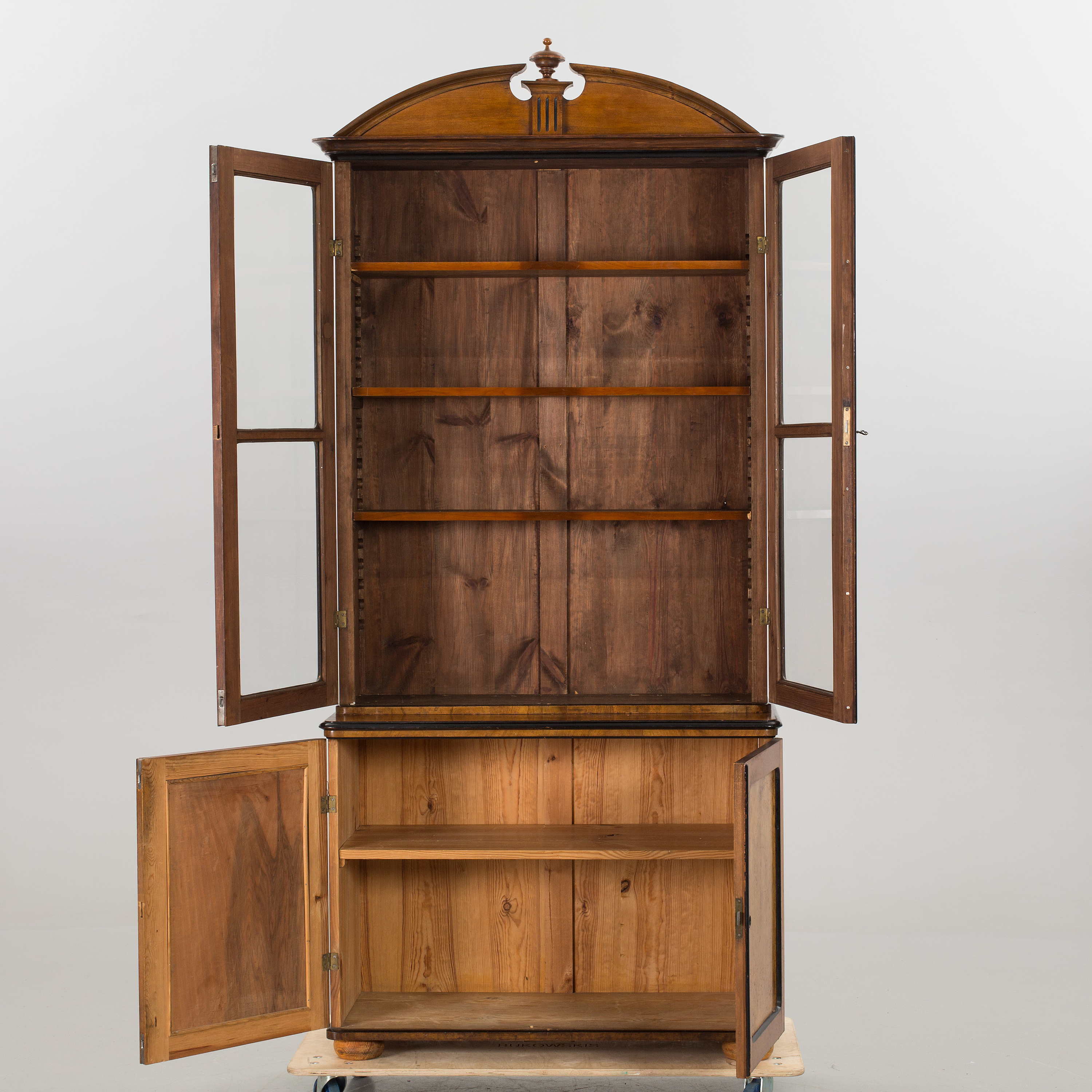 A BOOK VITRINE. - Bukowskis