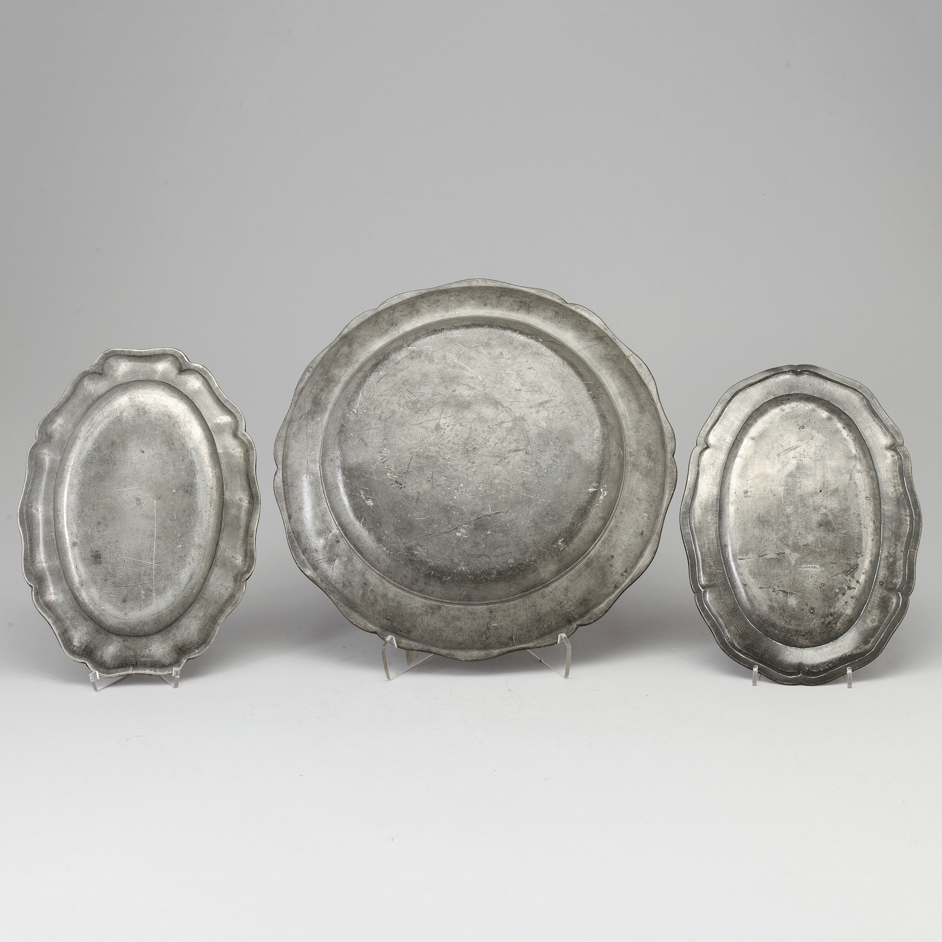 THREE DIFFERENT 18TH CENTURY PEWTER DISHES. - Bukowskis