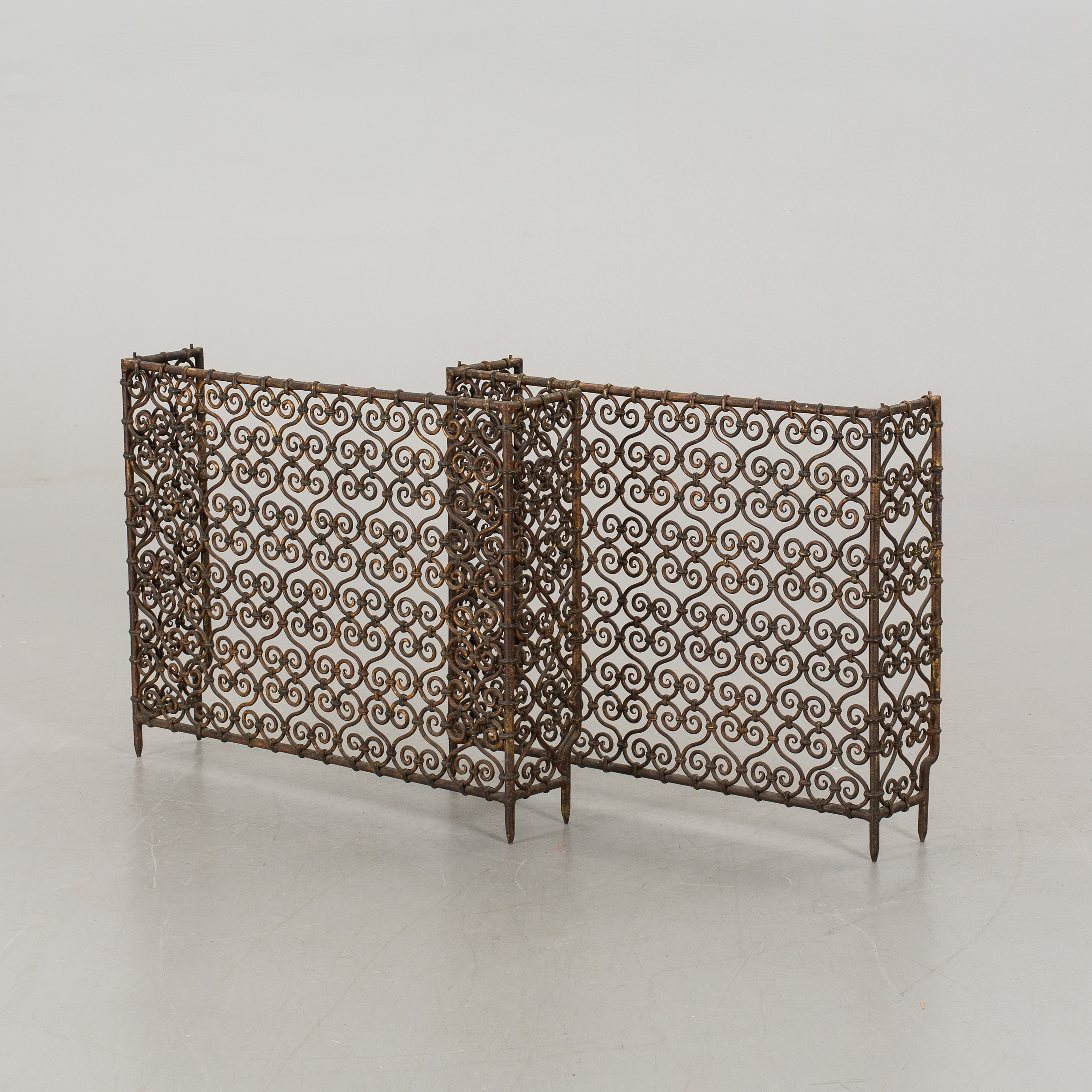 ELEMENTSKYDD, metall, ett par. 1900-talets första hälft. - Bukowskis