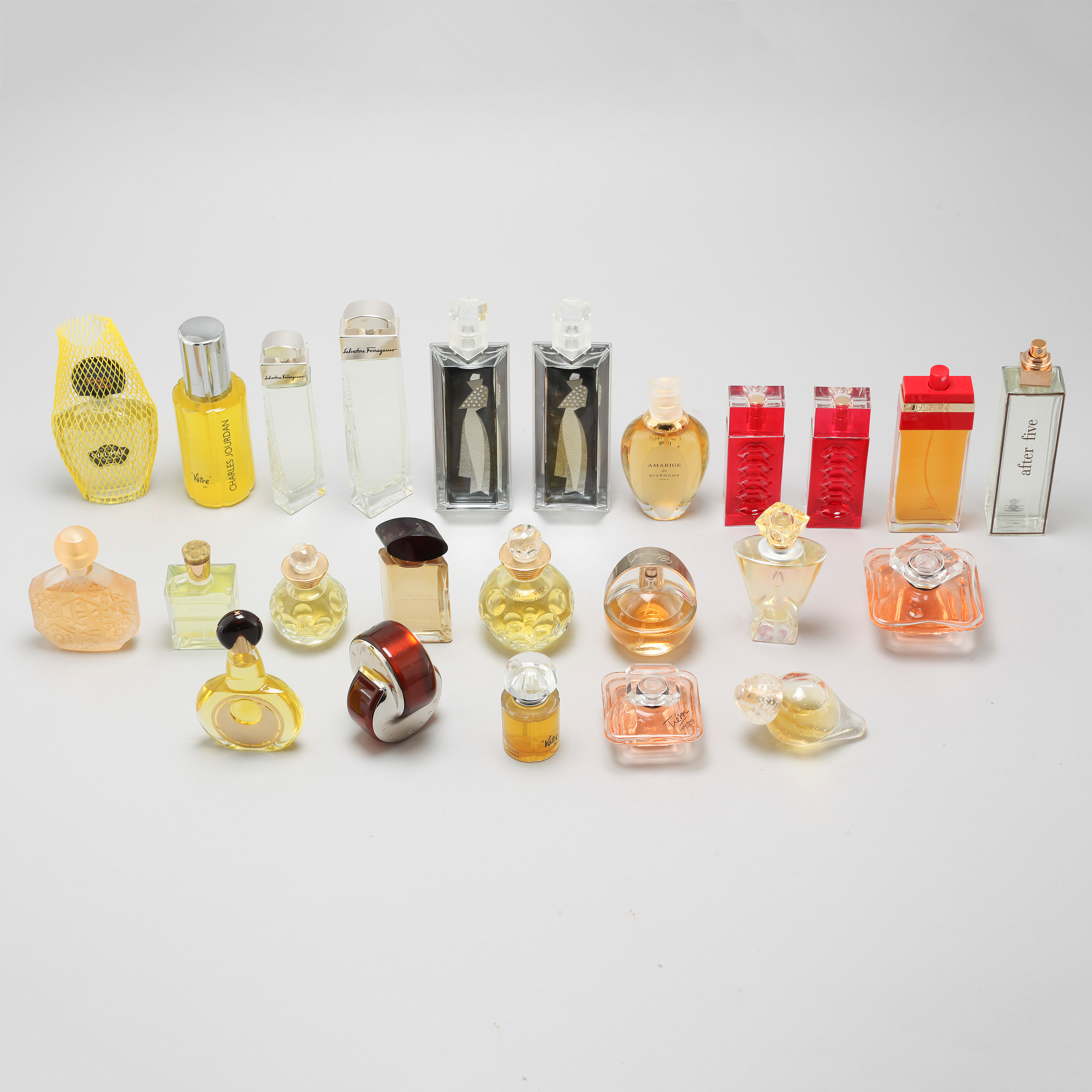 17 so called factices and 7 perfume testers. - Bukowskis