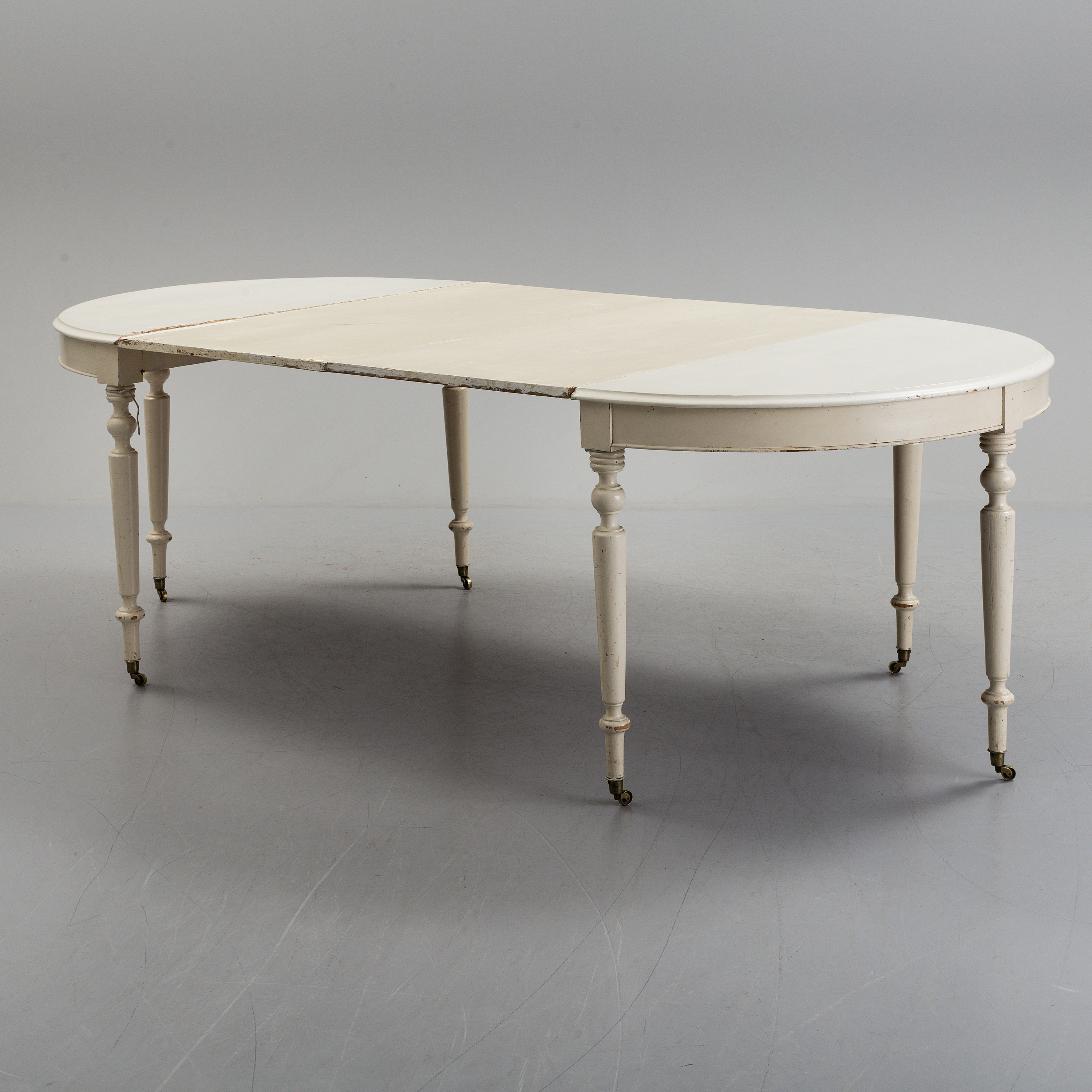 a dining table from around 1900. - Bukowskis