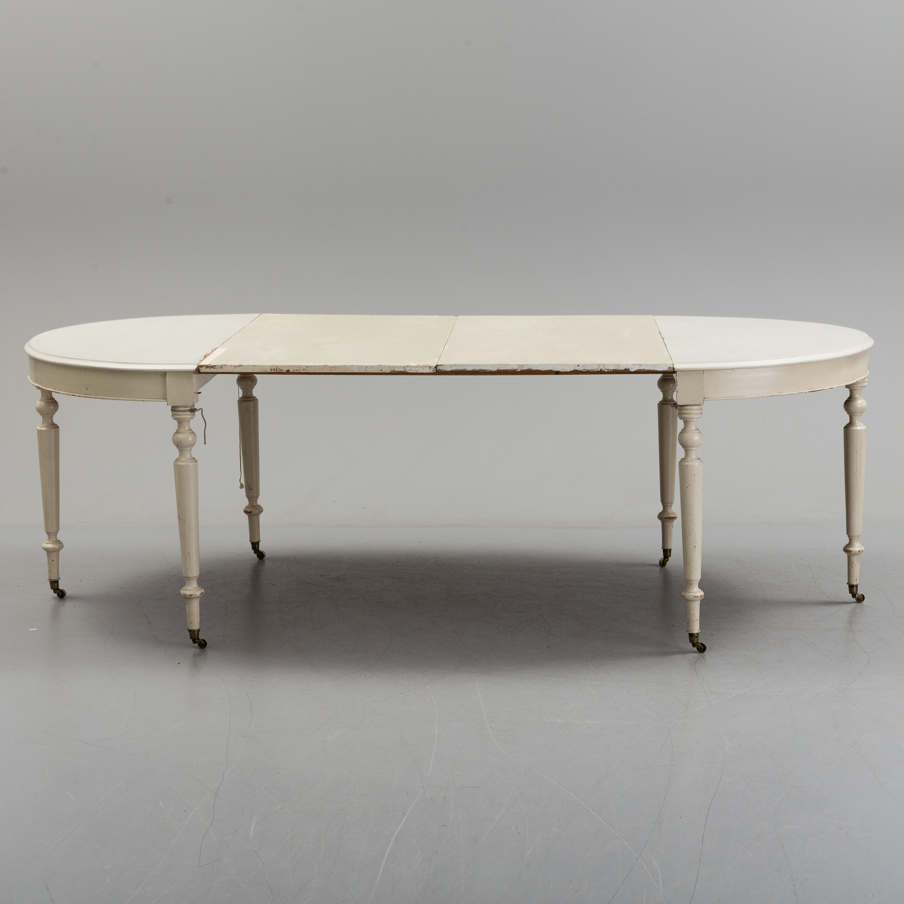 a dining table from around 1900. - Bukowskis