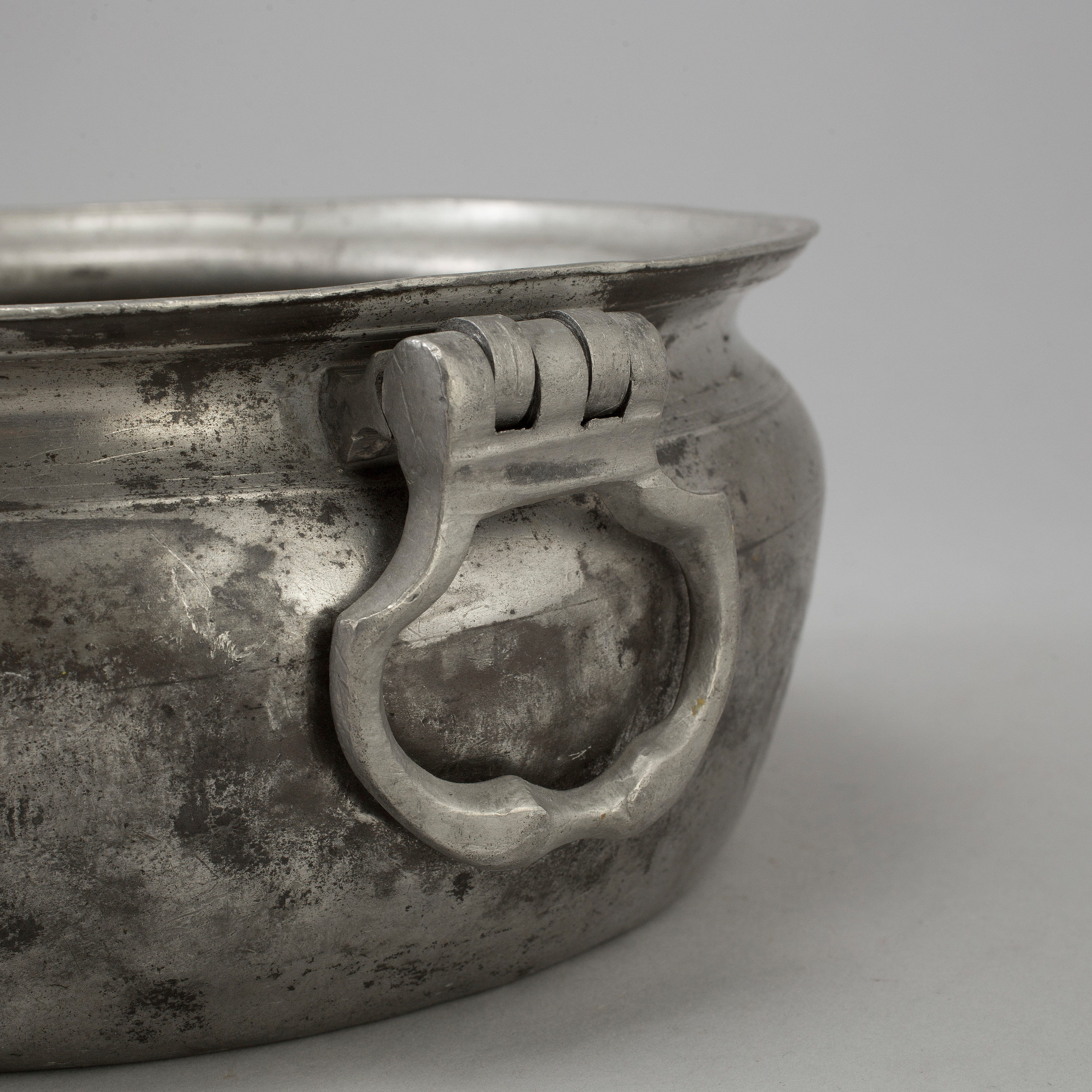 13 pewter items, 19th Century. - Bukowskis