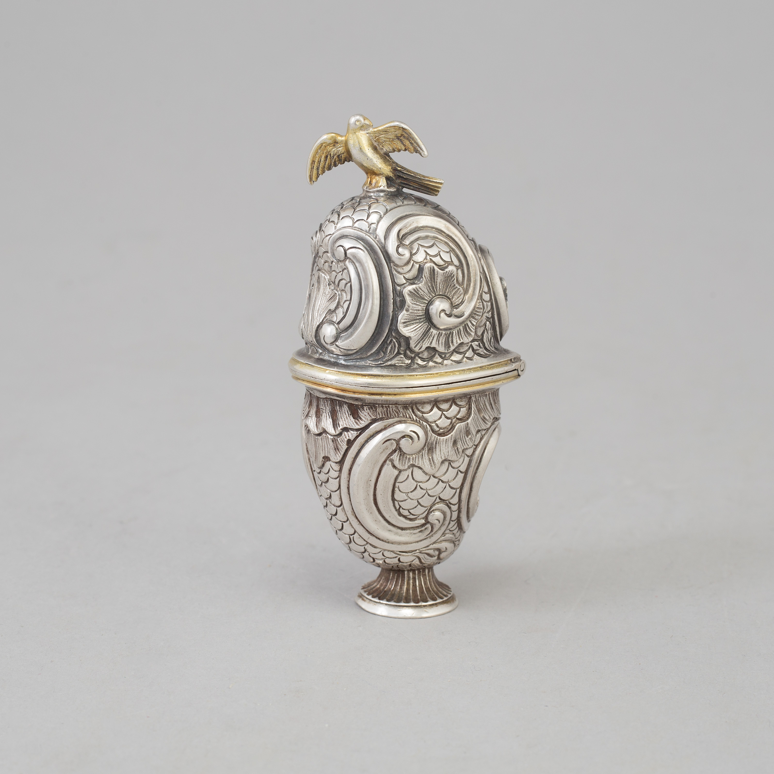 A silver rococo 18 th century snuff box, tot weight 54 gram. - Bukowskis