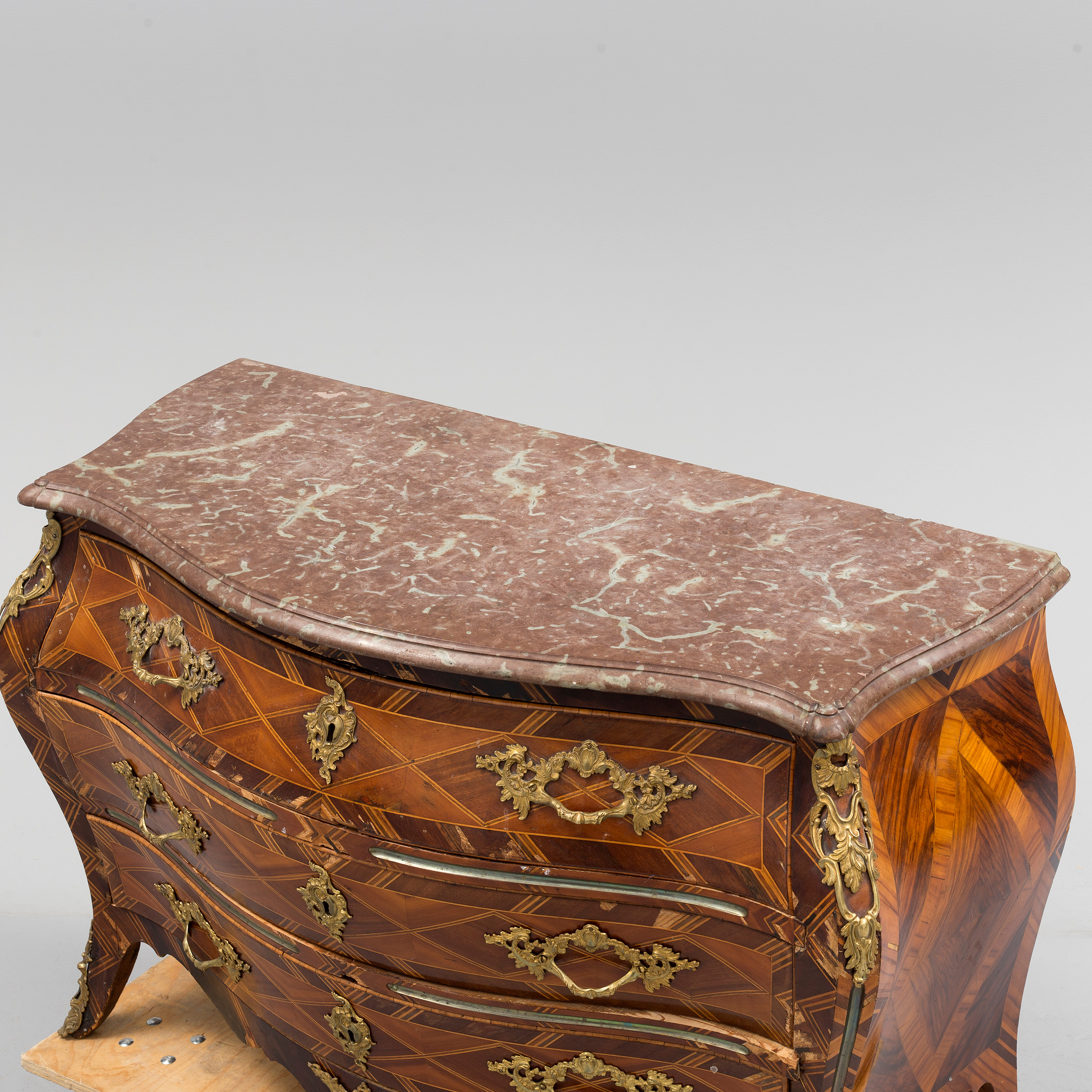 A 18th century Rococo bureau. - Bukowskis