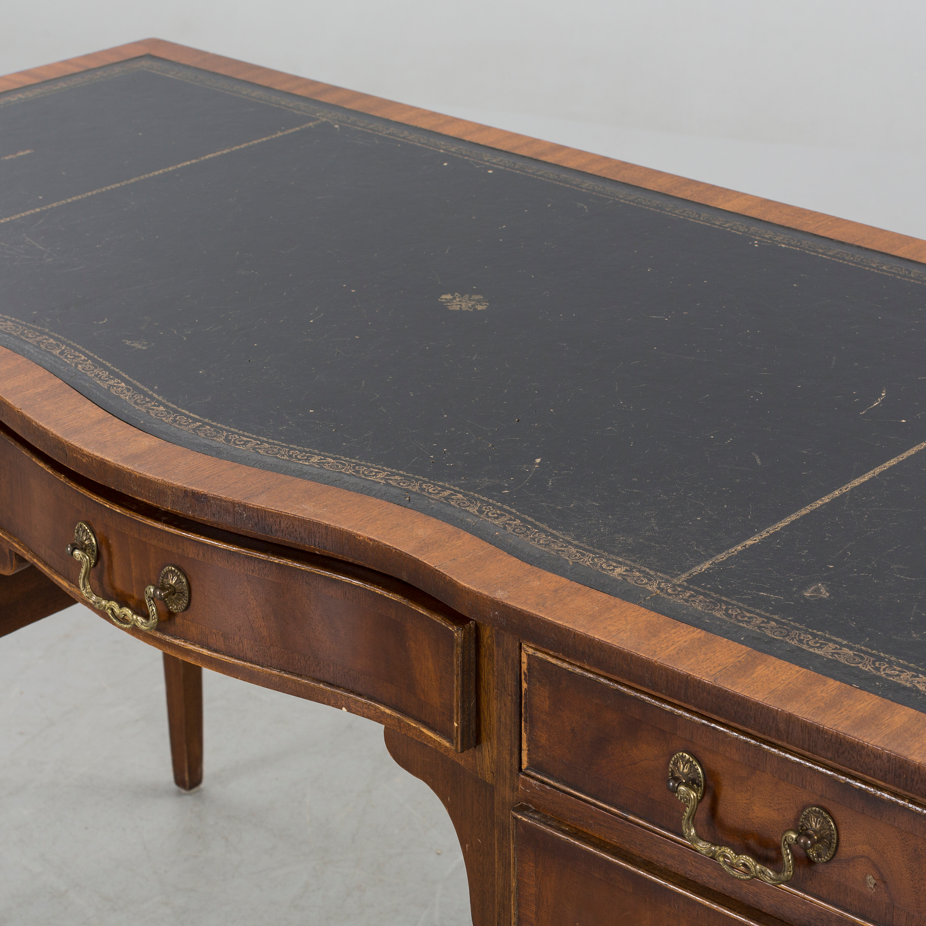 A Reprodux English writing desk. - Bukowskis