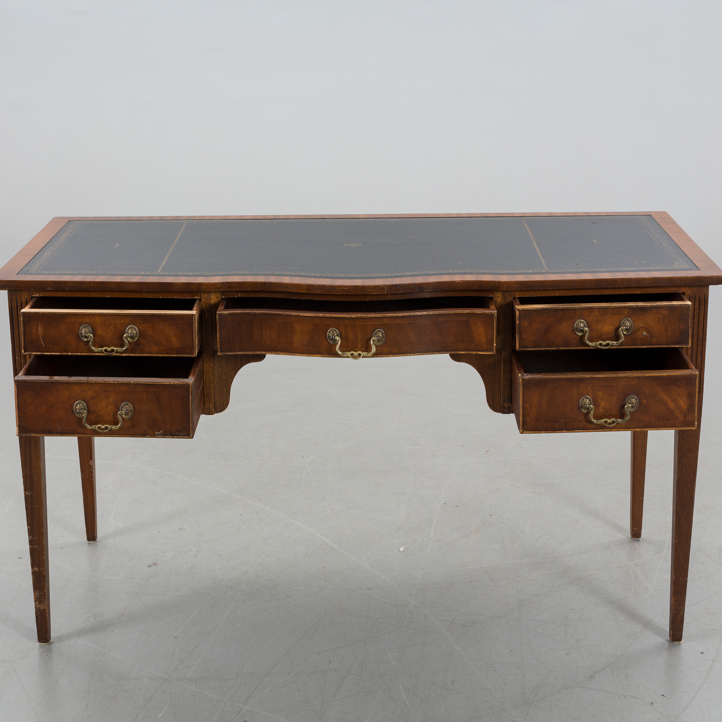 A Reprodux English writing desk. - Bukowskis
