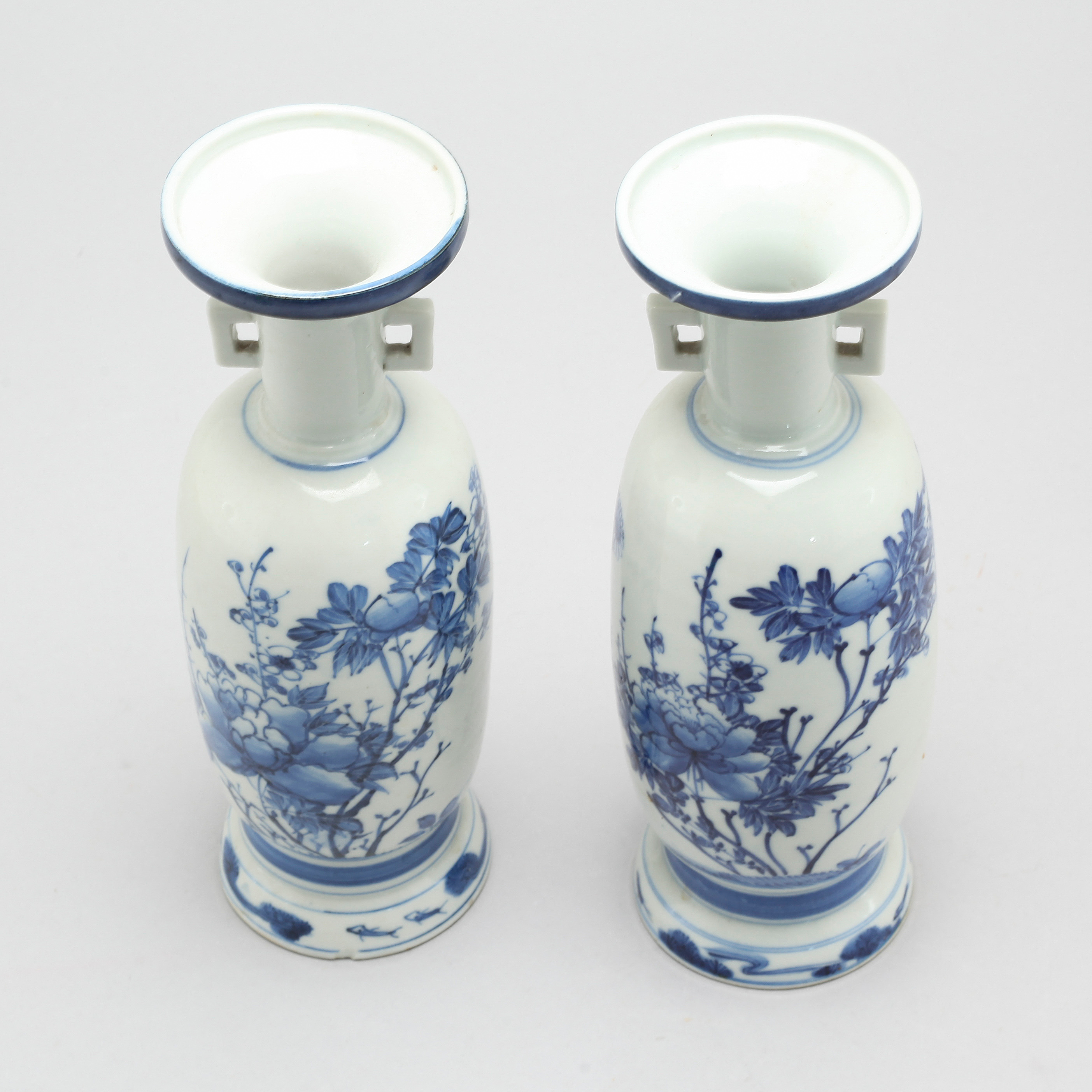 VASER, ett par, porslin, Sydostasien, 1900-tal. - Bukowskis