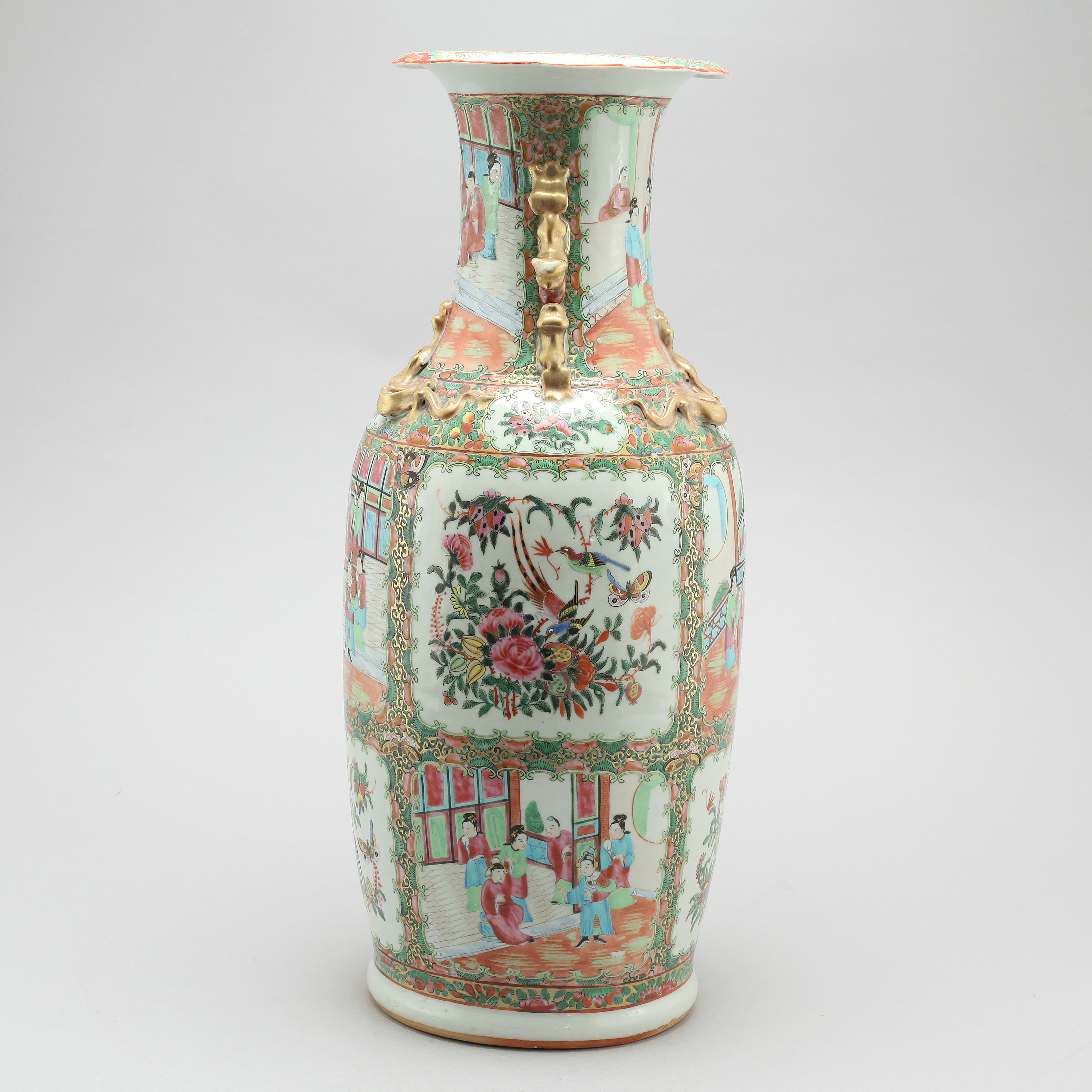 A chinese porcelian vase from the latter half of the 19th century ...