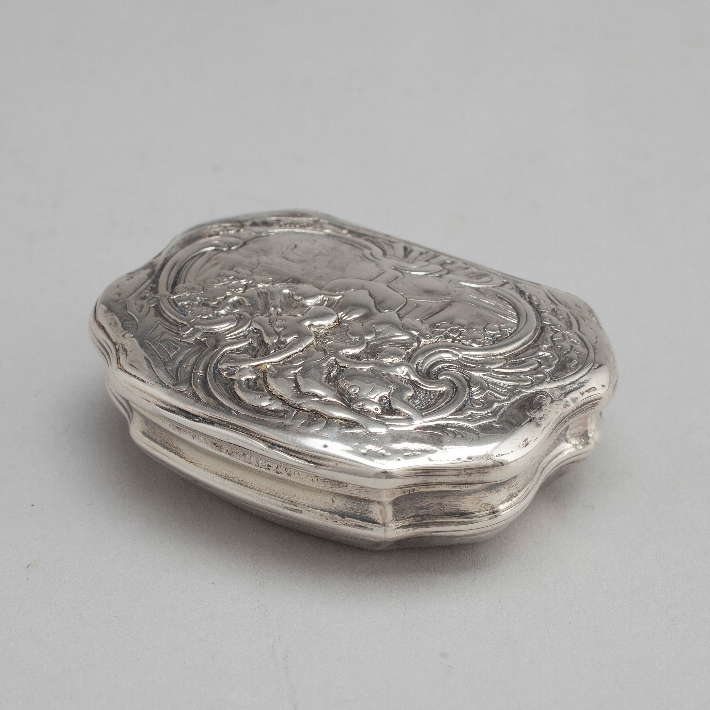 A 18th century parcel-gilt silver snuff-box, unmarked. - Bukowskis