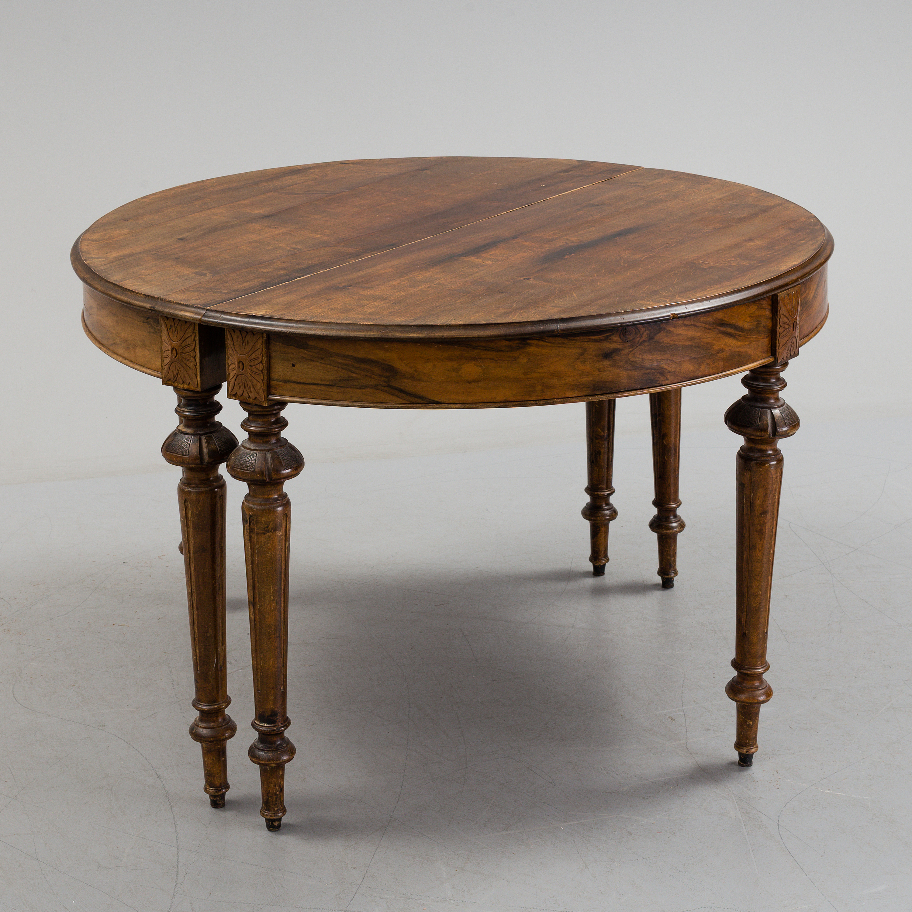 A late 19th century dining table. - Bukowskis