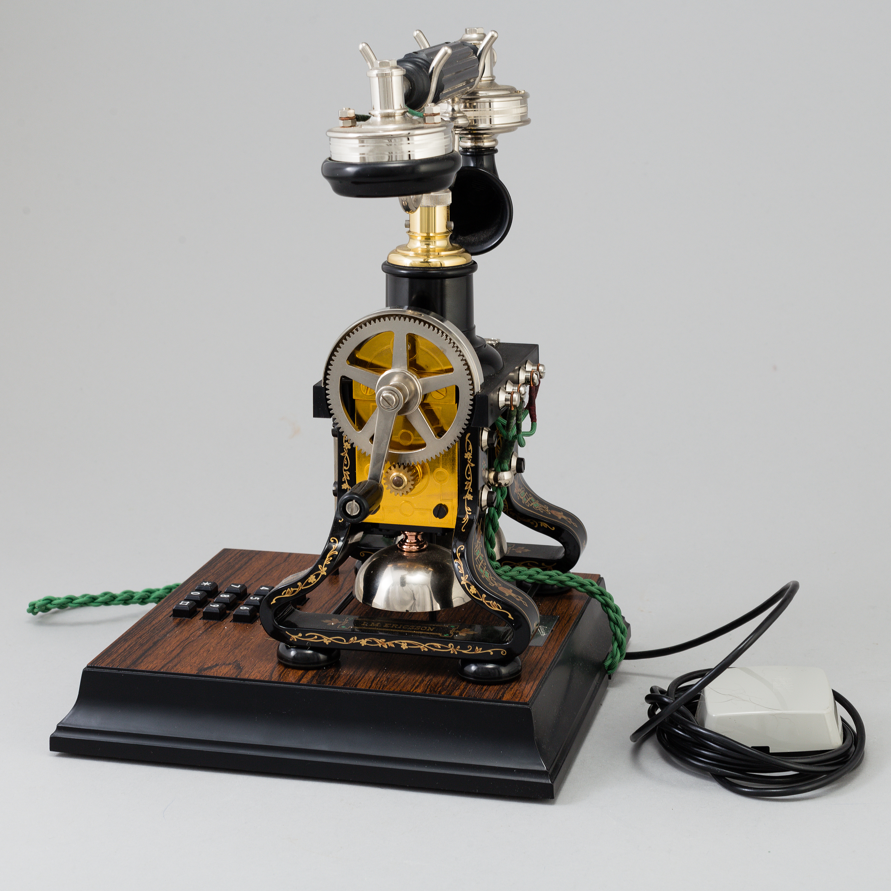 A late 20th century telephone. - Bukowskis