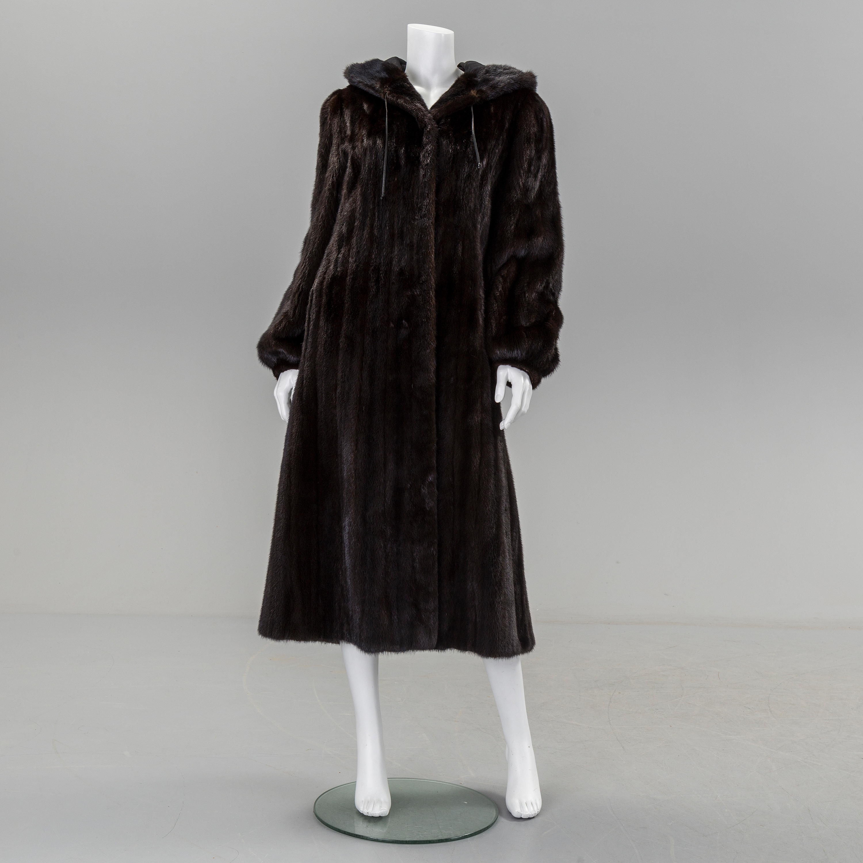 A mink coat by Saga Mink, in size 38/40. - Bukowskis