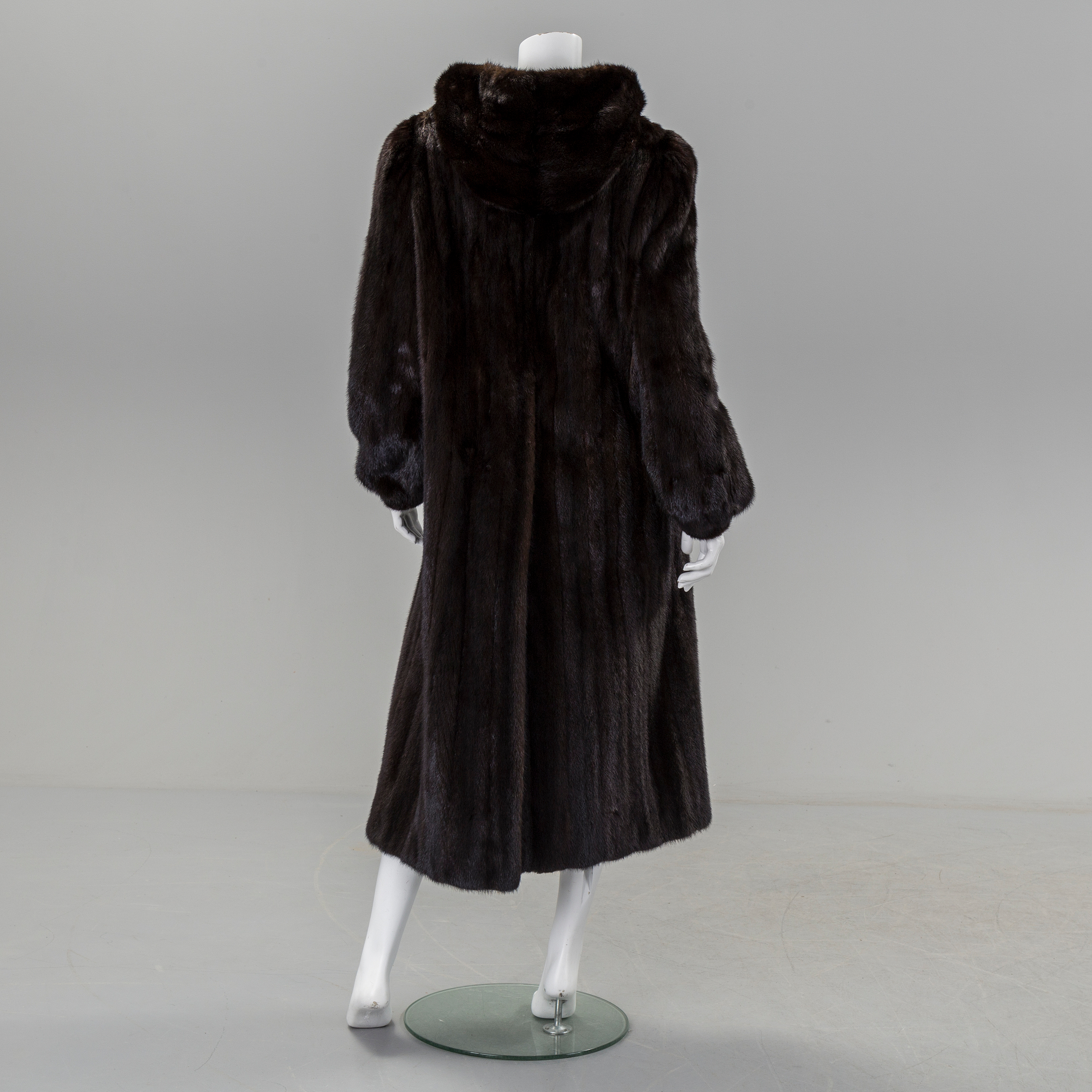 A mink coat by Saga Mink, in size 38/40. - Bukowskis