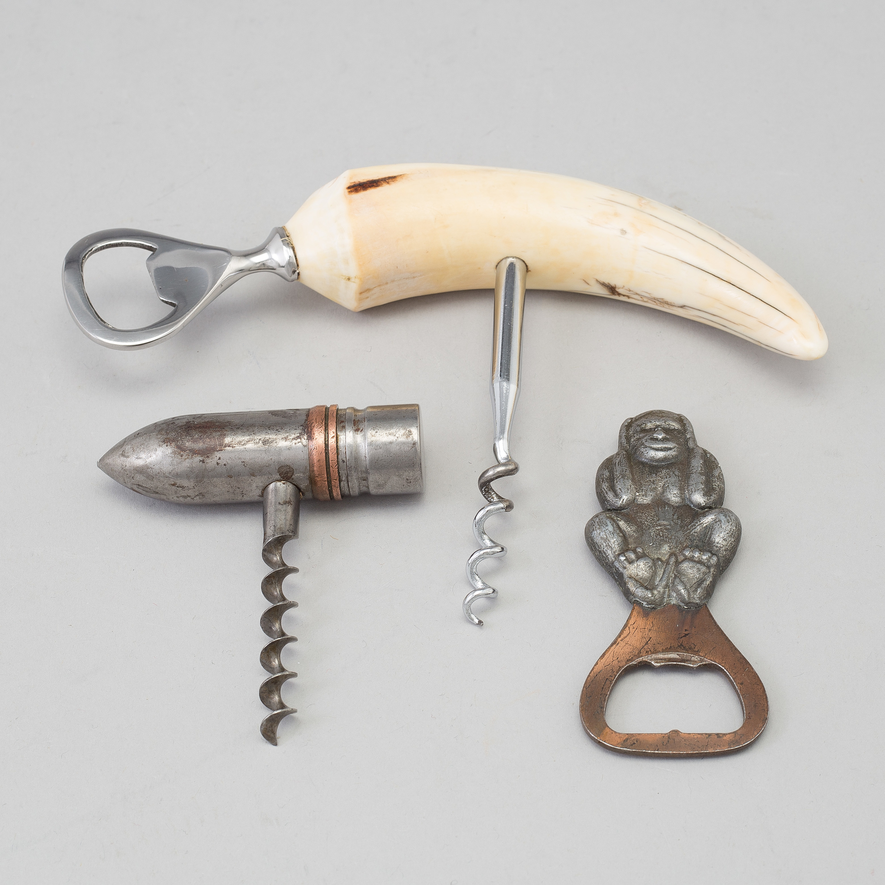 TWO CORK SCREWS ONE BOTTLE OPENER AND A COASTER. - Bukowskis