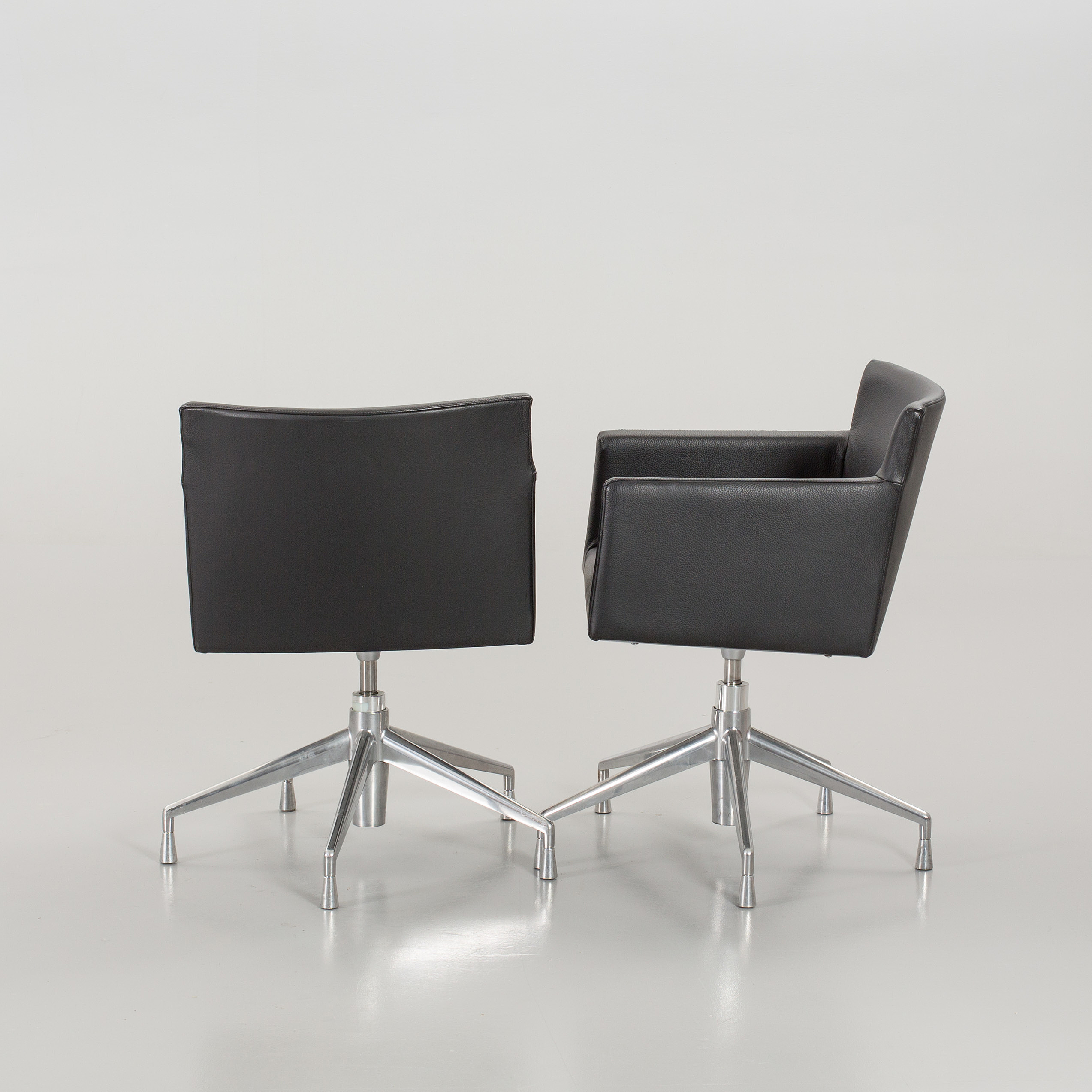 LIEVORE ALTHERR MOLINA karmstolar ett par "Masai" för Arper 2001 ...