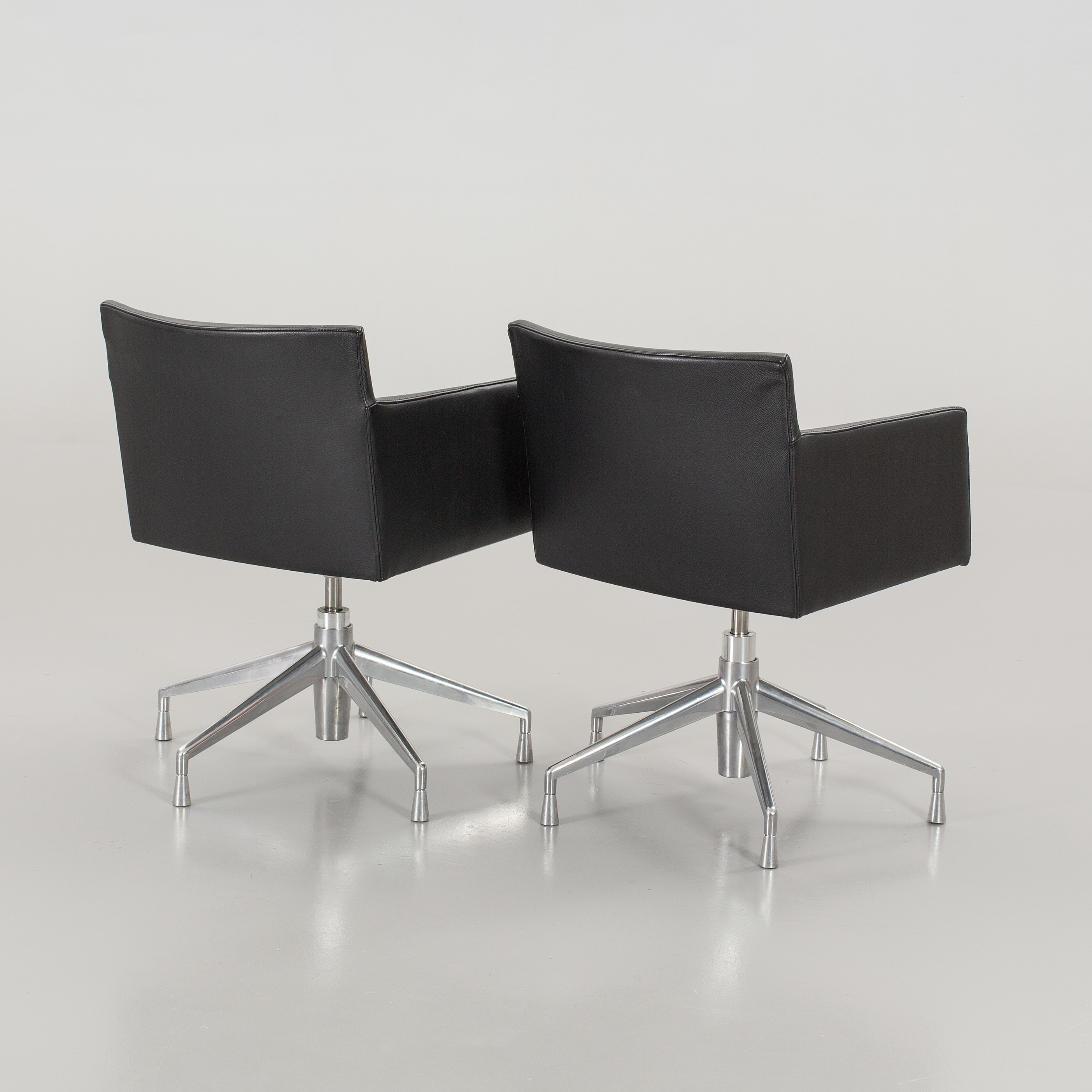 LIEVORE ALTHERR MOLINA karmstolar ett par "Masai" för Arper 2001 ...