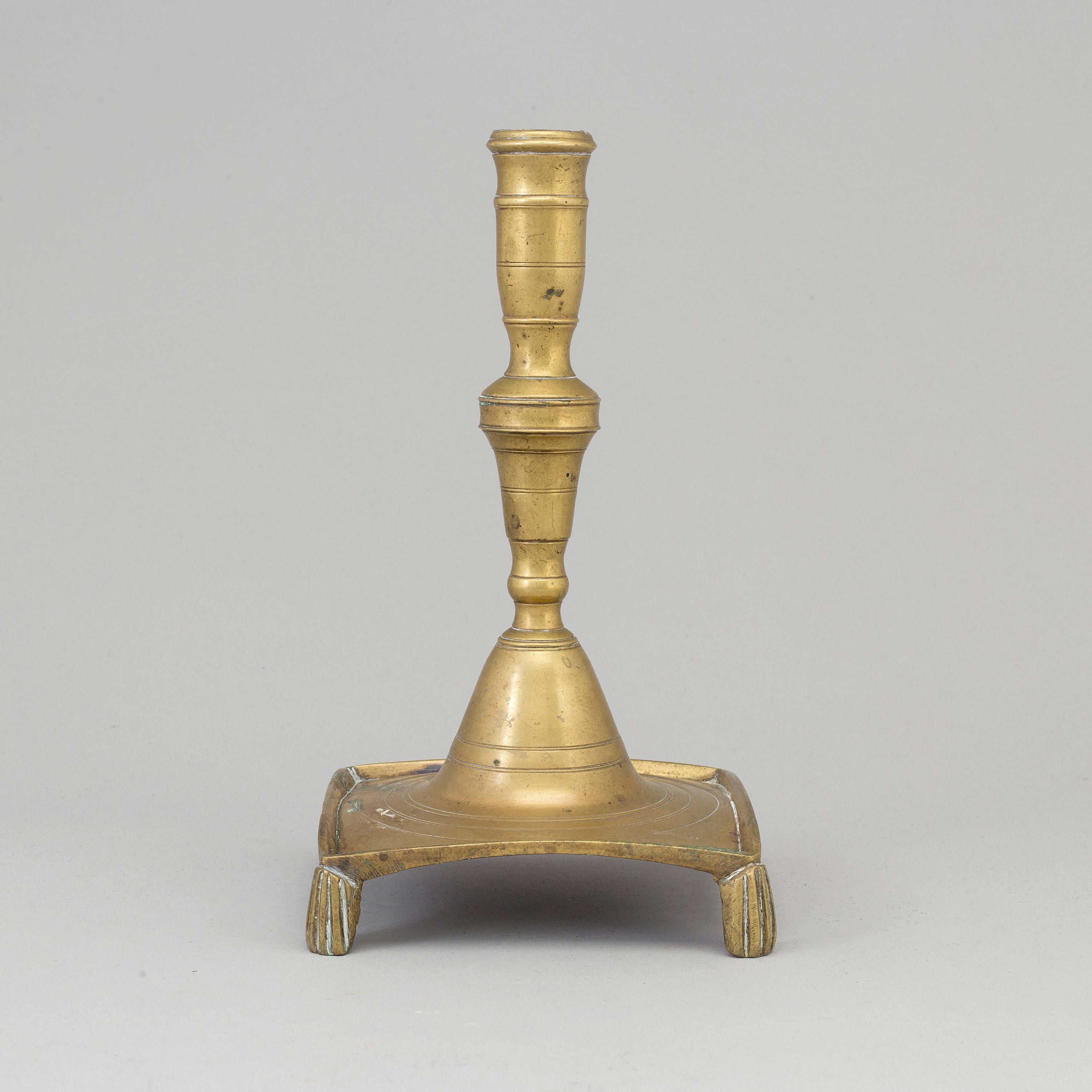 A 17TH CENTURY BRONZE CANDLESTICK. - Bukowskis