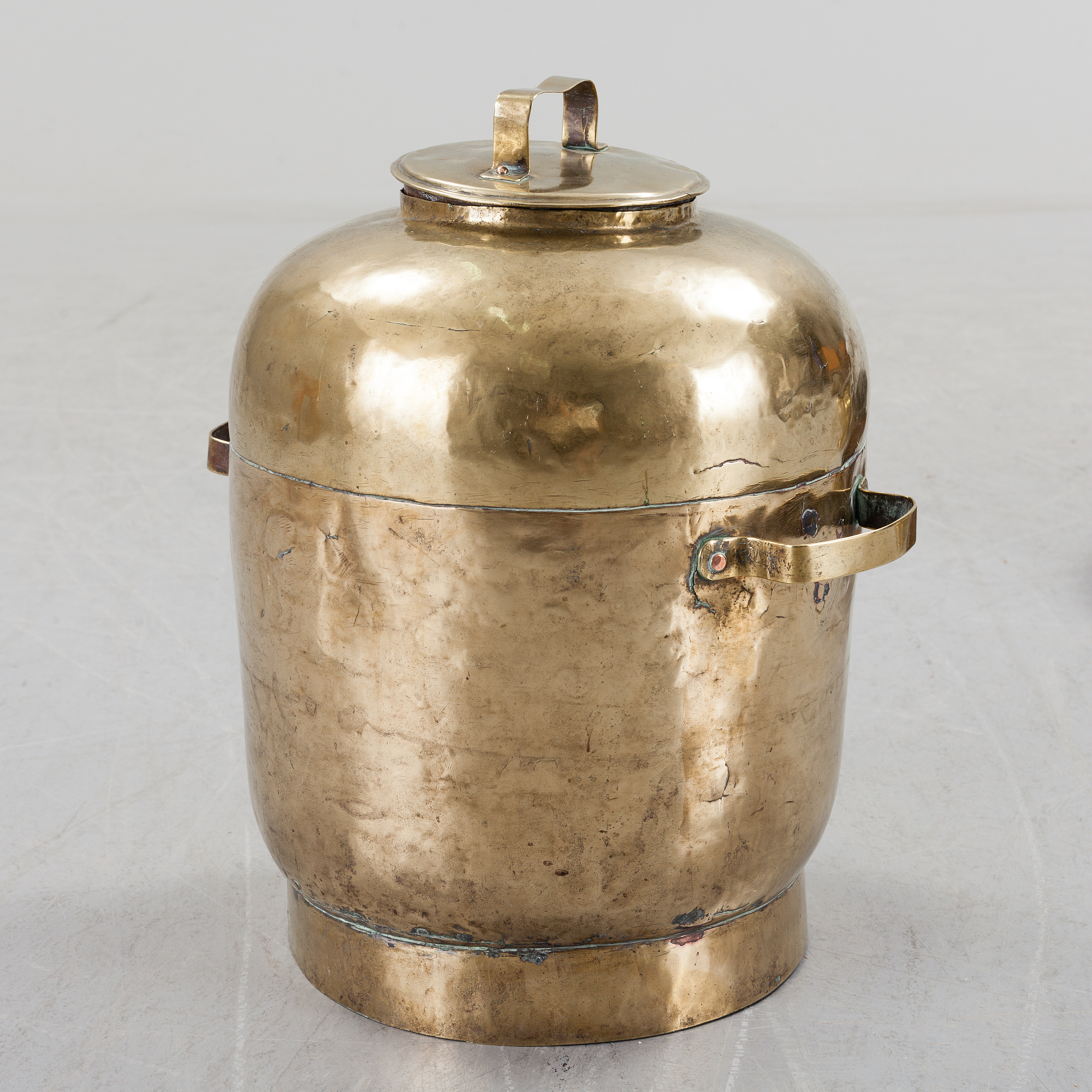 AN 18TH CENTURY WATER BRASS CONTAINER. - Bukowskis