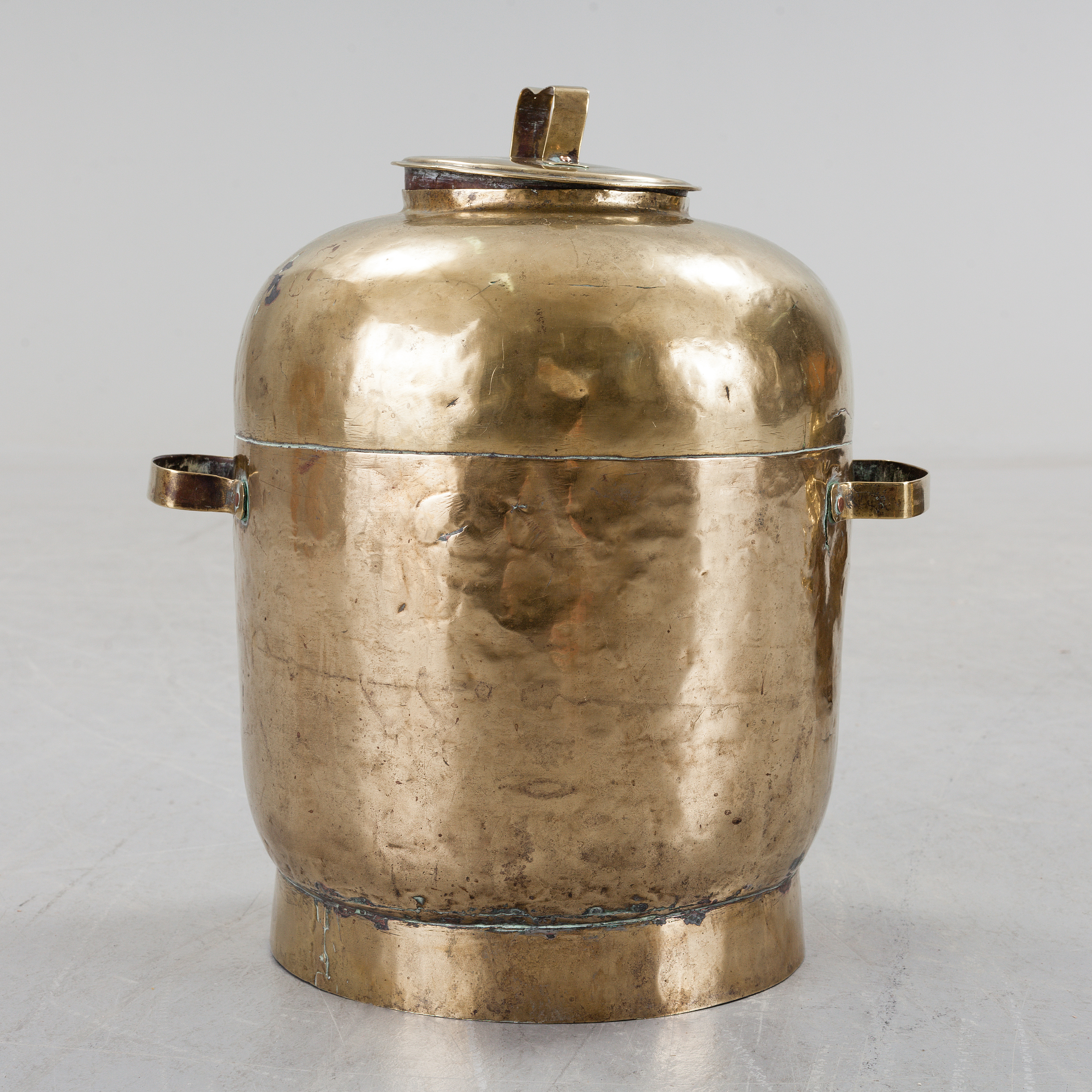 AN 18TH CENTURY WATER BRASS CONTAINER. - Bukowskis