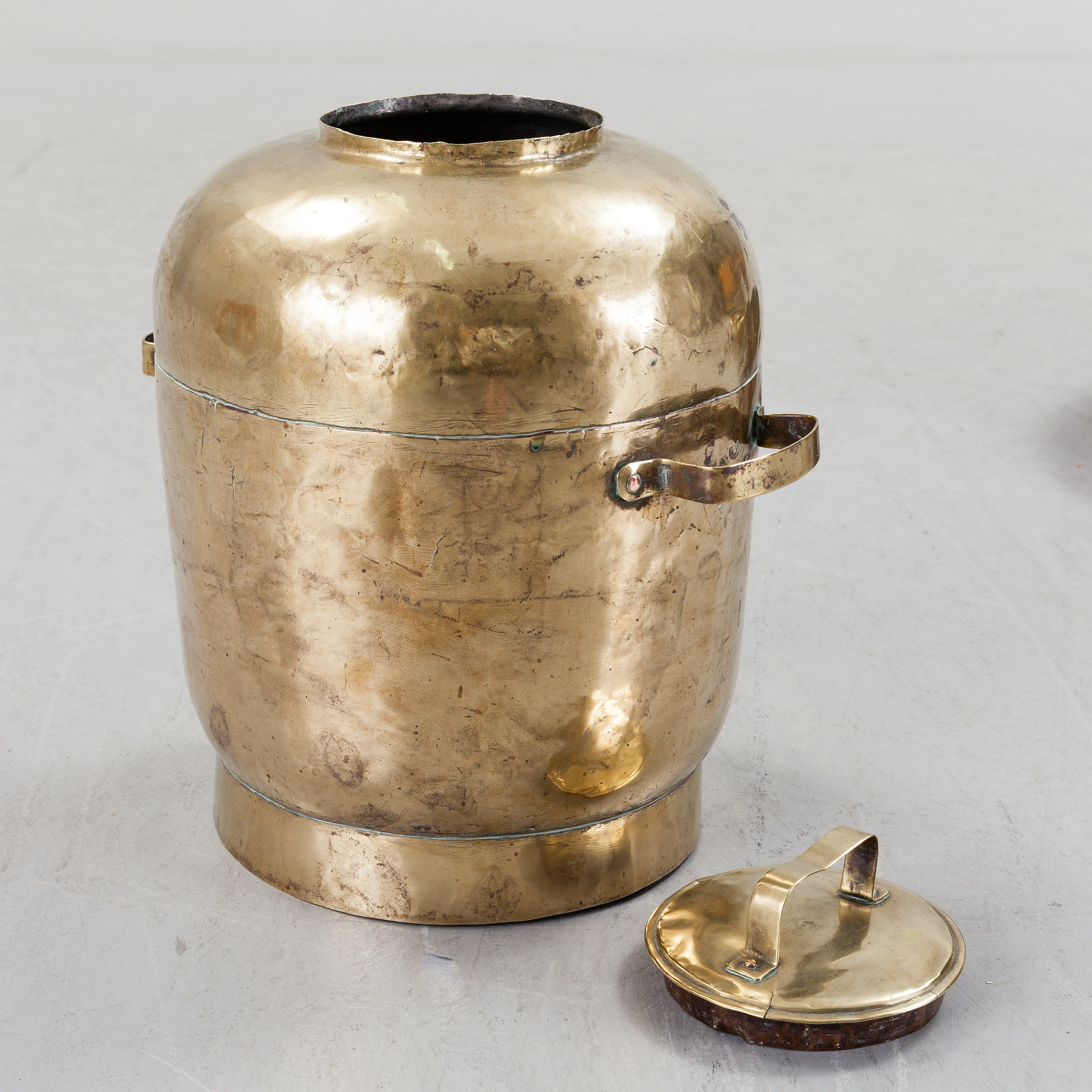 AN 18TH CENTURY WATER BRASS CONTAINER. - Bukowskis