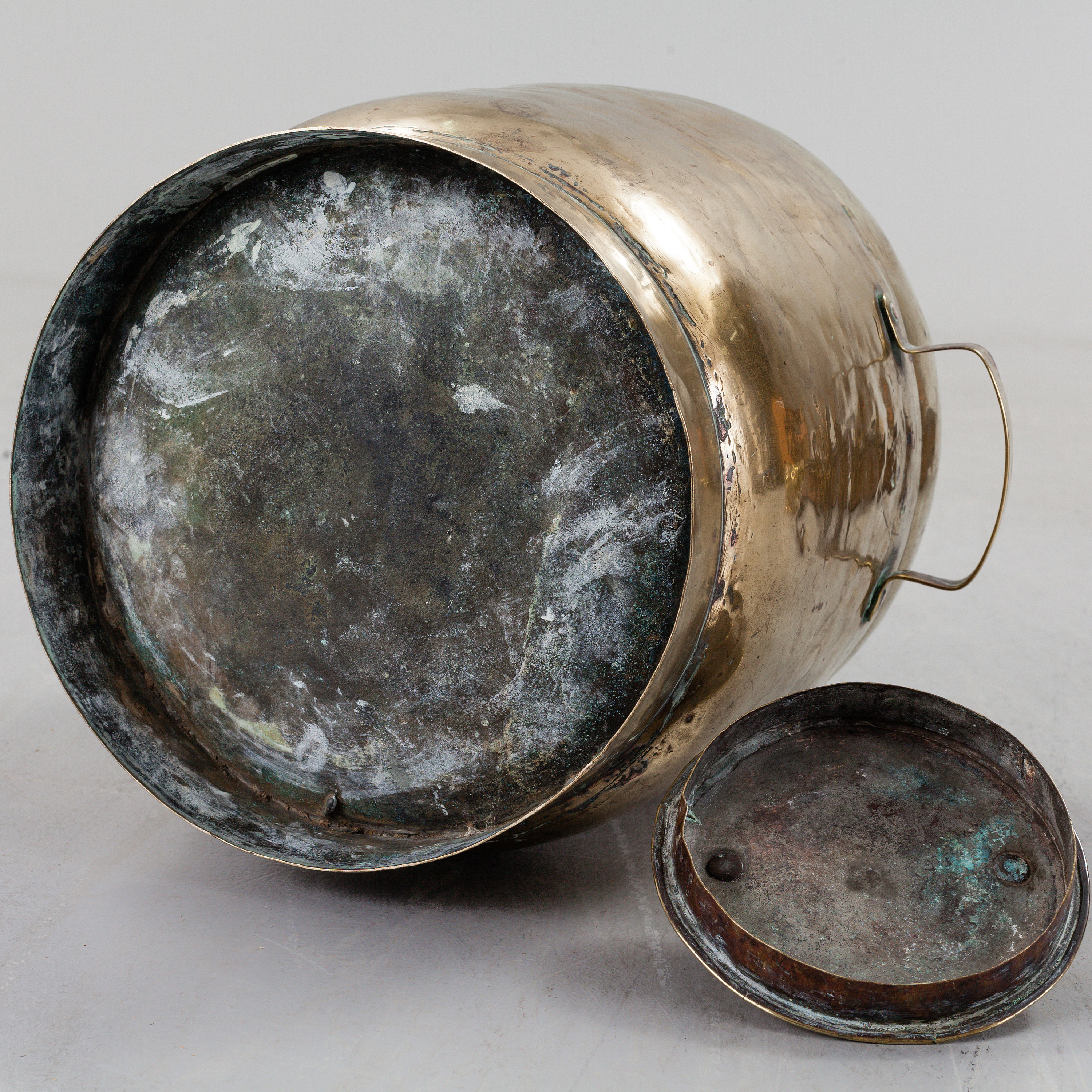 AN 18TH CENTURY WATER BRASS CONTAINER. - Bukowskis