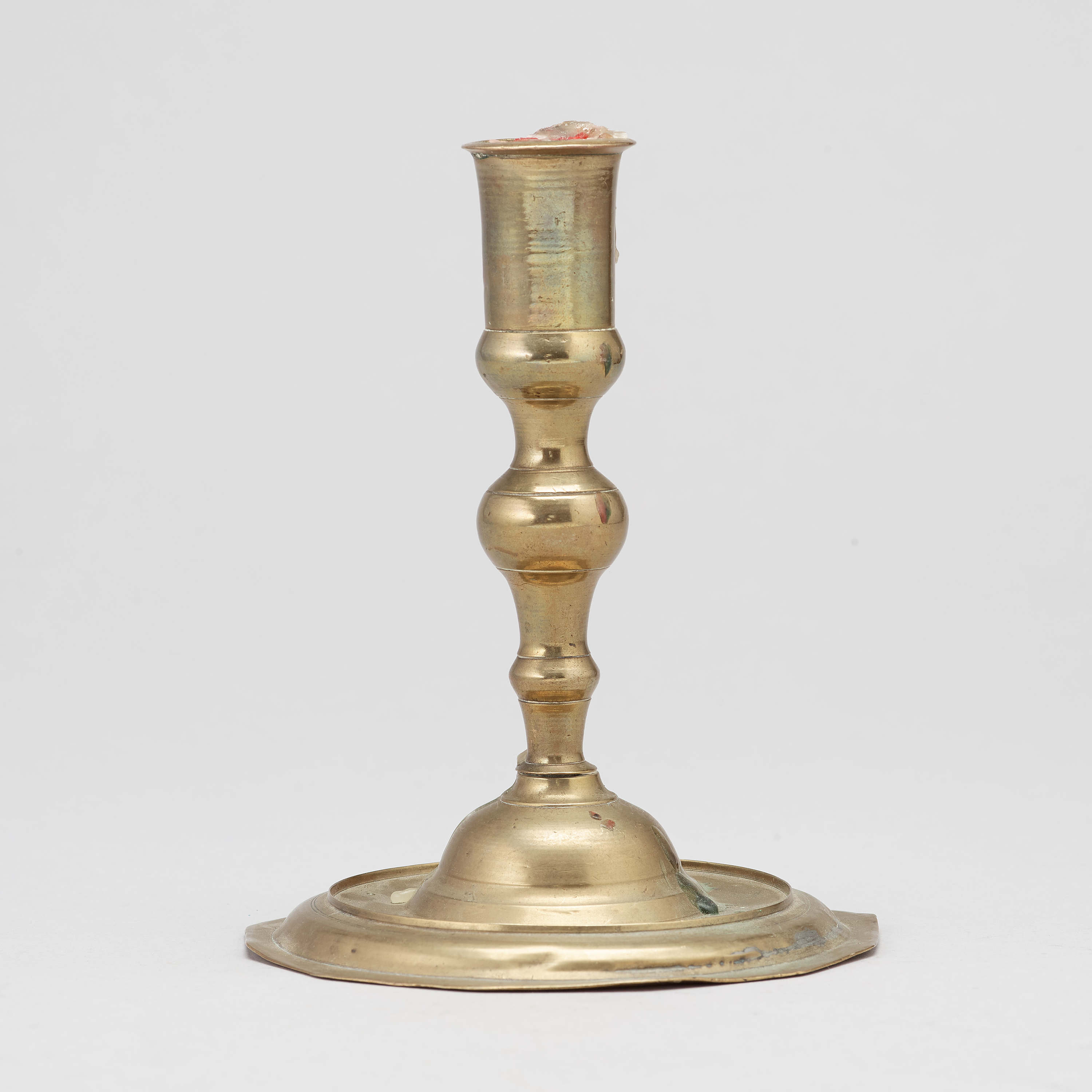 A 17TH CENTURY BRONZE CANDLESTICK. - Bukowskis
