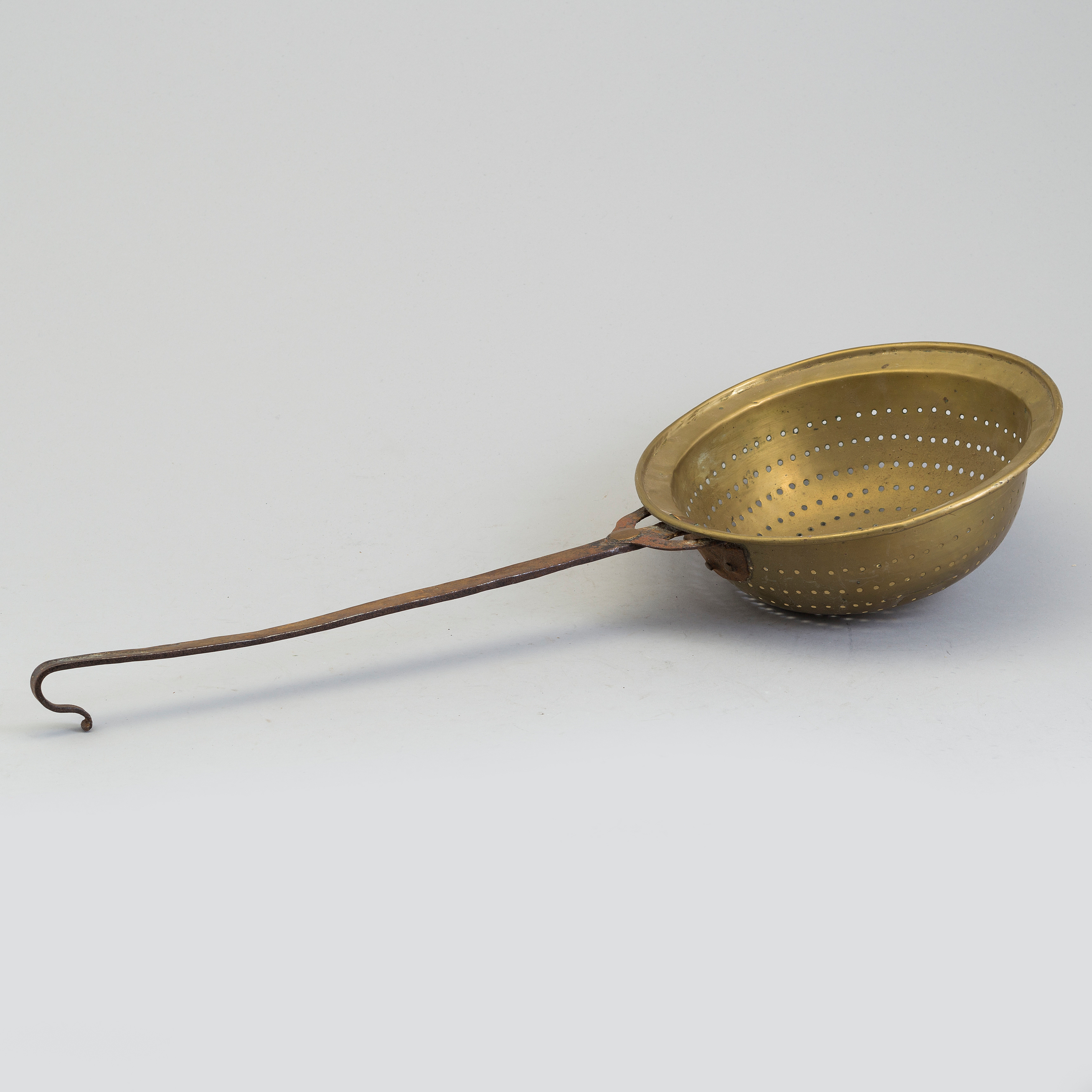 AN 18TH CENTURY BRASS AND IRON COLANDER. - Bukowskis