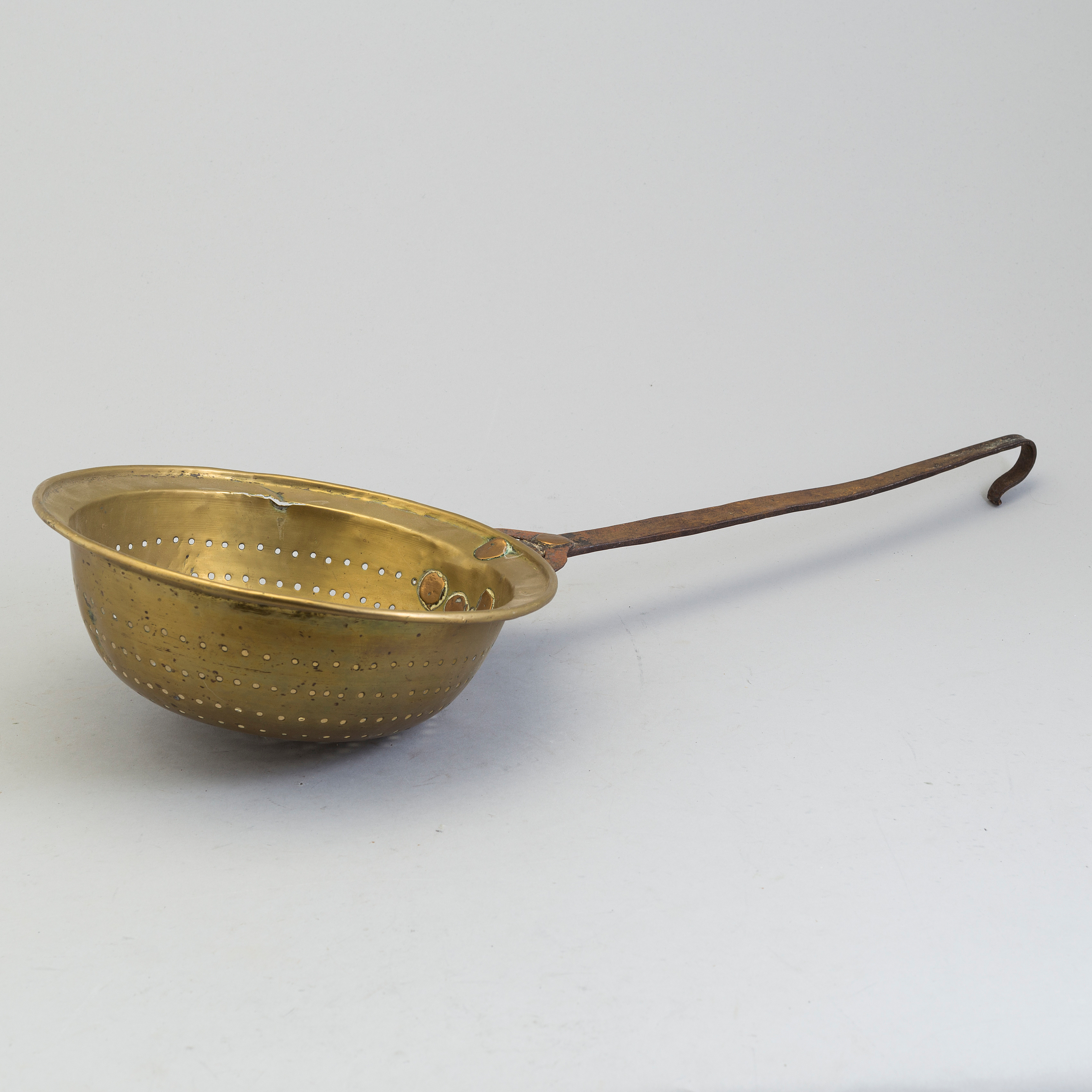 AN 18TH CENTURY BRASS AND IRON COLANDER. - Bukowskis
