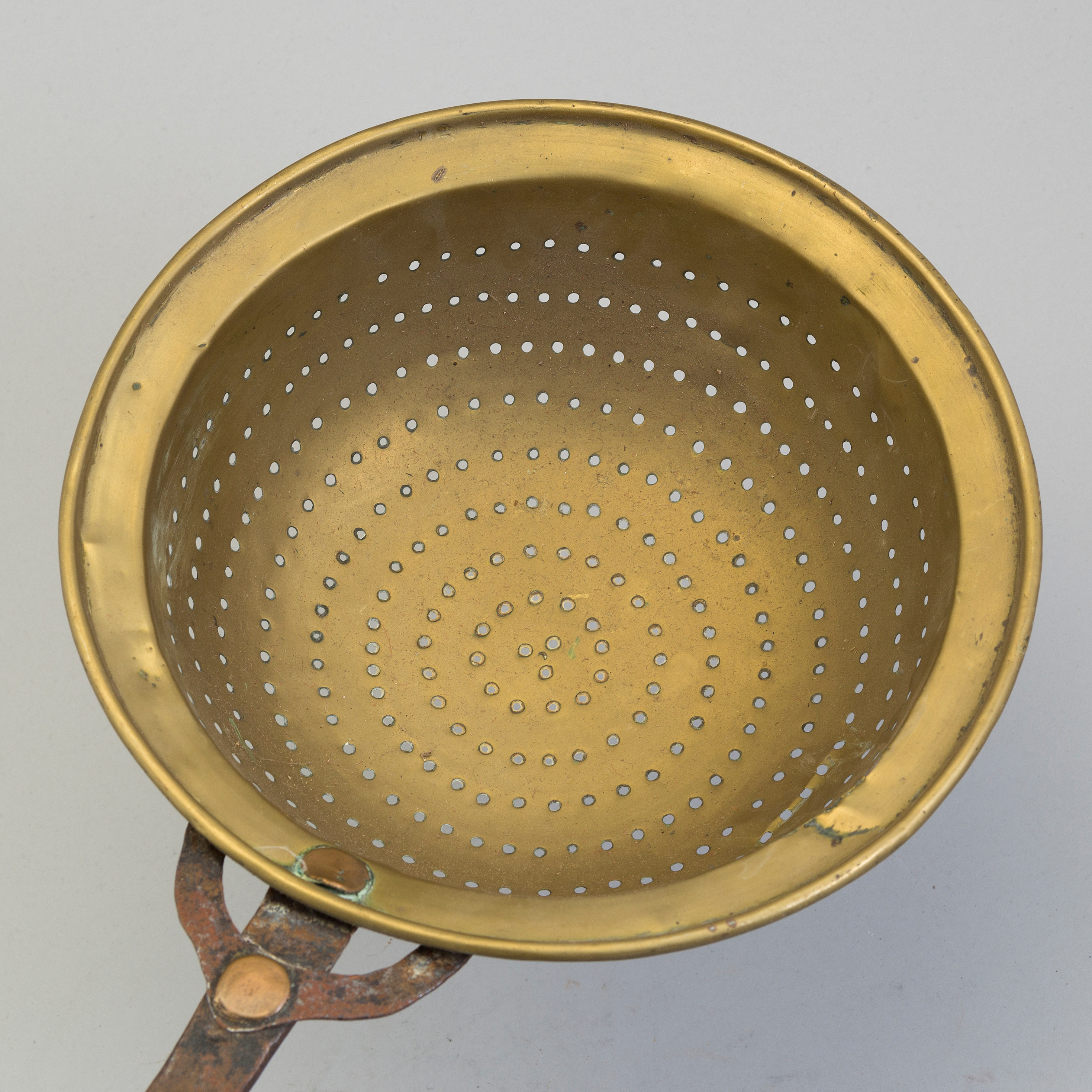 AN 18TH CENTURY BRASS AND IRON COLANDER. - Bukowskis