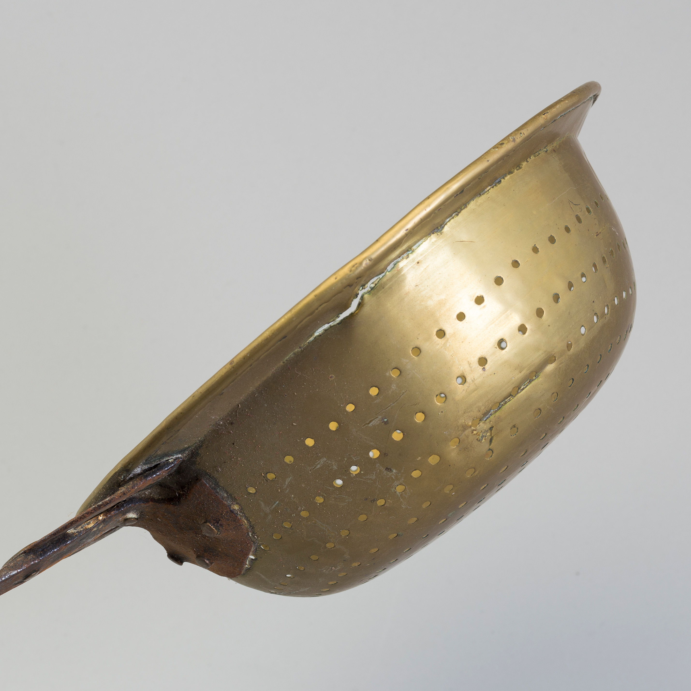 AN 18TH CENTURY BRASS AND IRON COLANDER. - Bukowskis