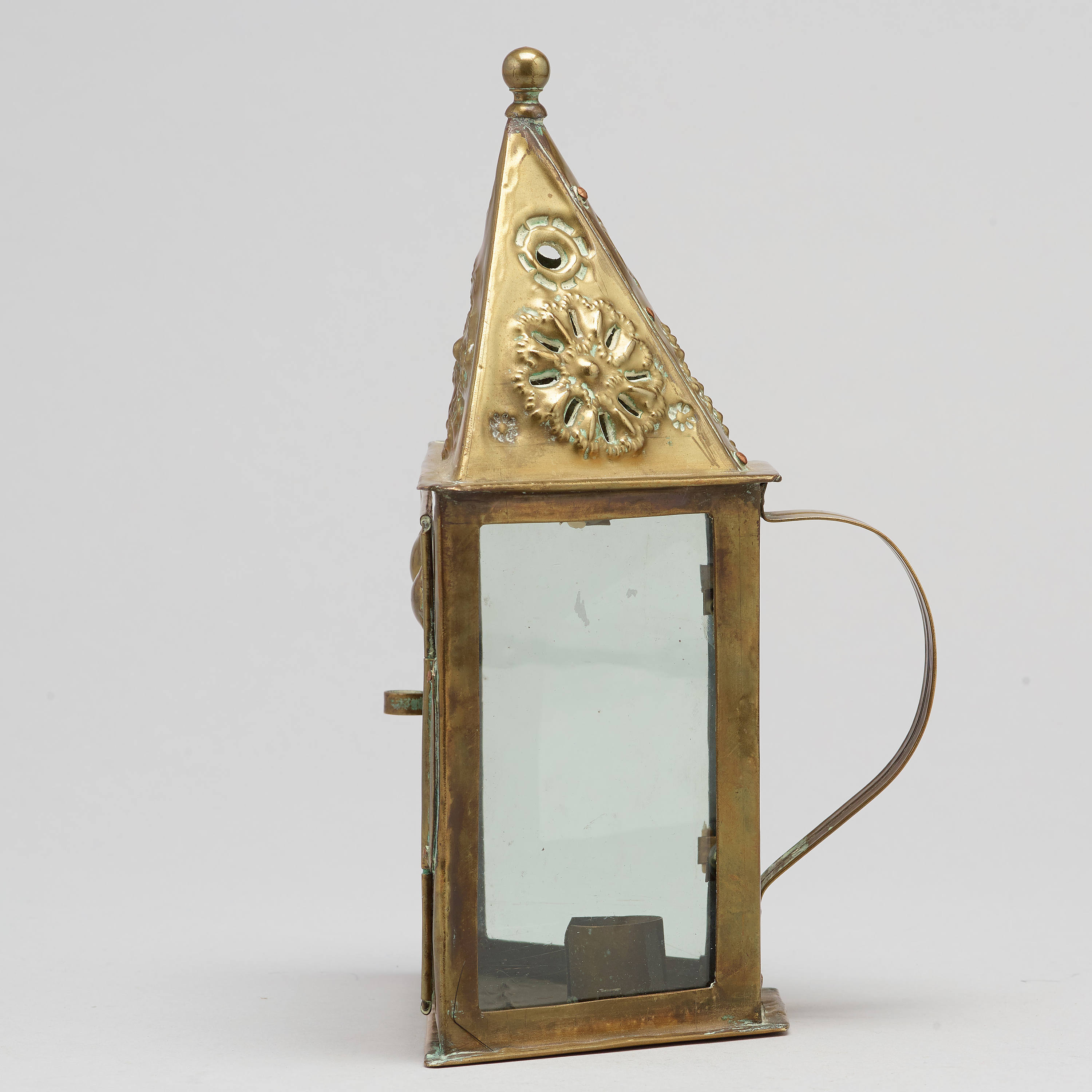 AN 18TH CENTURY BRASS HAND LANTERN. - Bukowskis