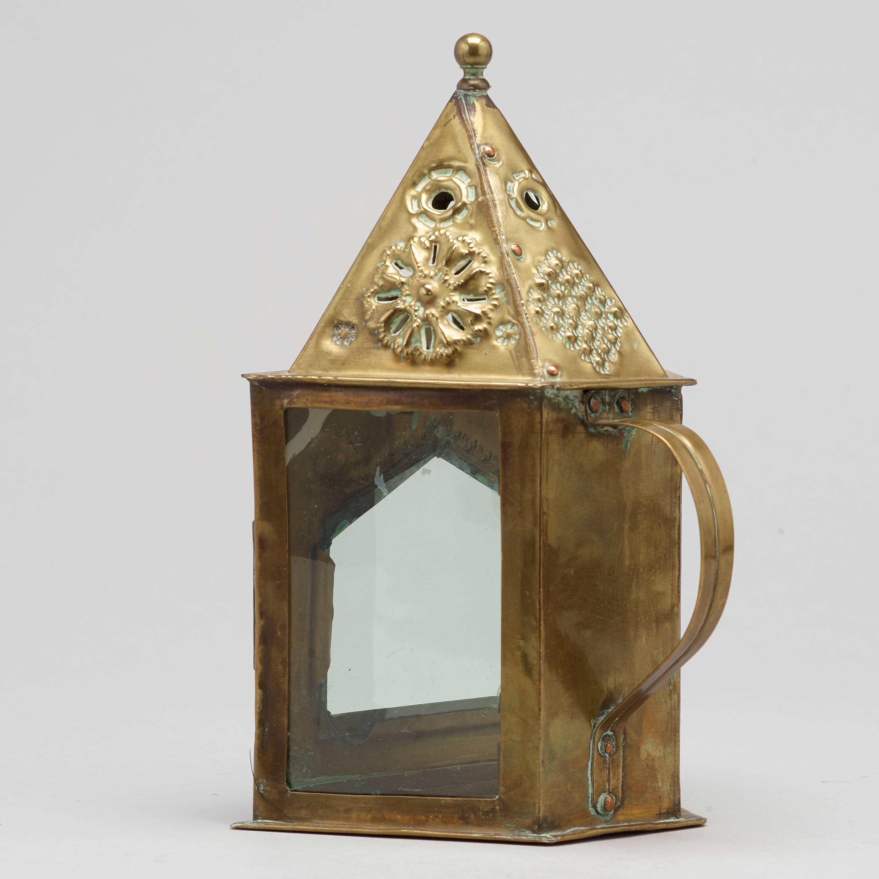 AN 18TH CENTURY BRASS HAND LANTERN. - Bukowskis
